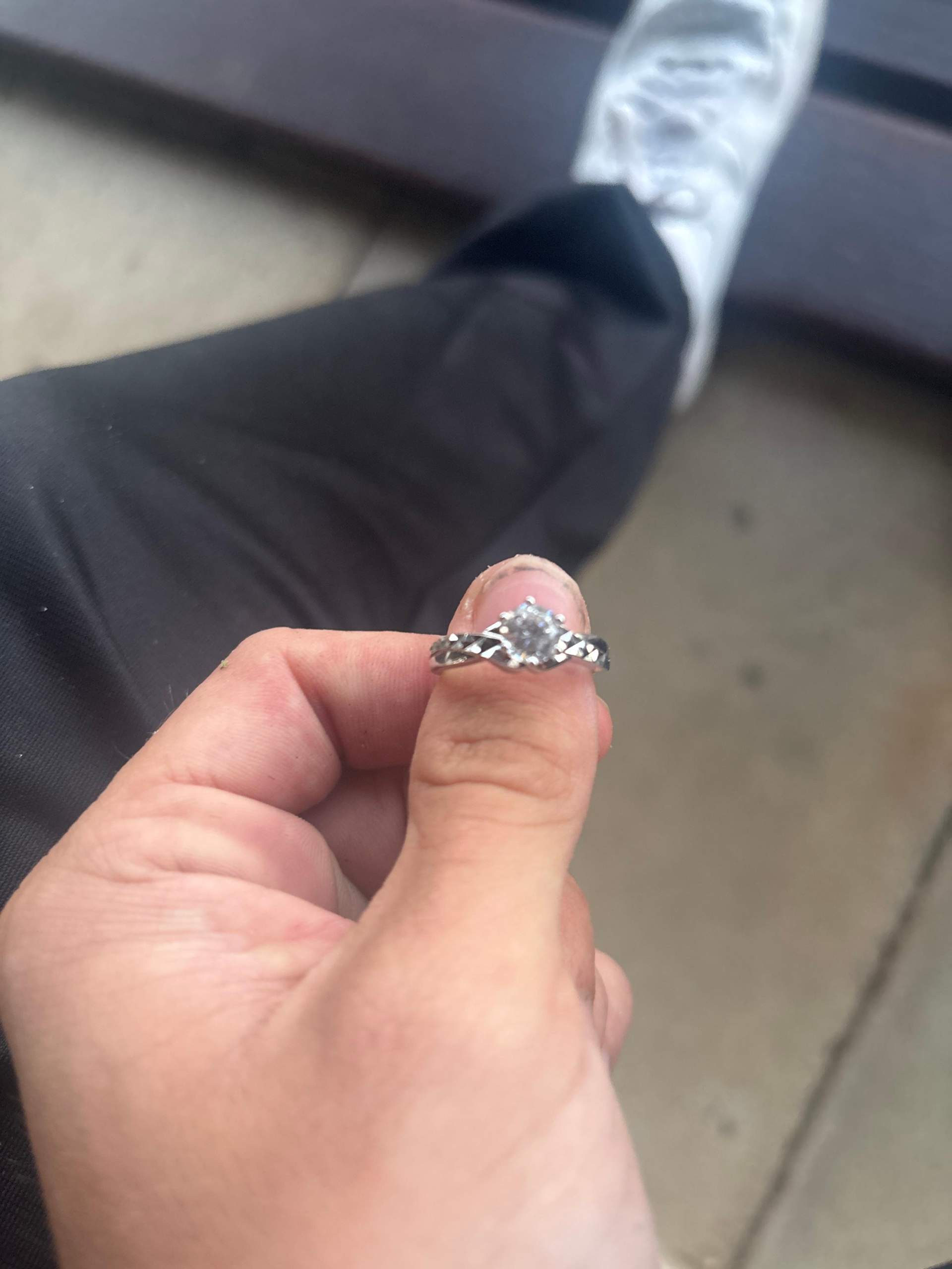 Habe diesen Ring von meiner Oma geerbt. Weiß jemand was das für einer ist? (Wert, Gold, Silber)