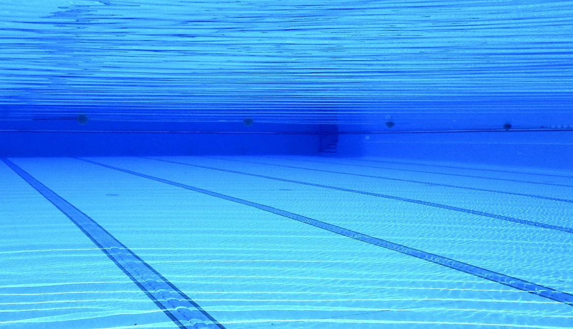 Habt ihr beim Untertauchen im Schwimmbad oder im Meer schon mal Wasser ...