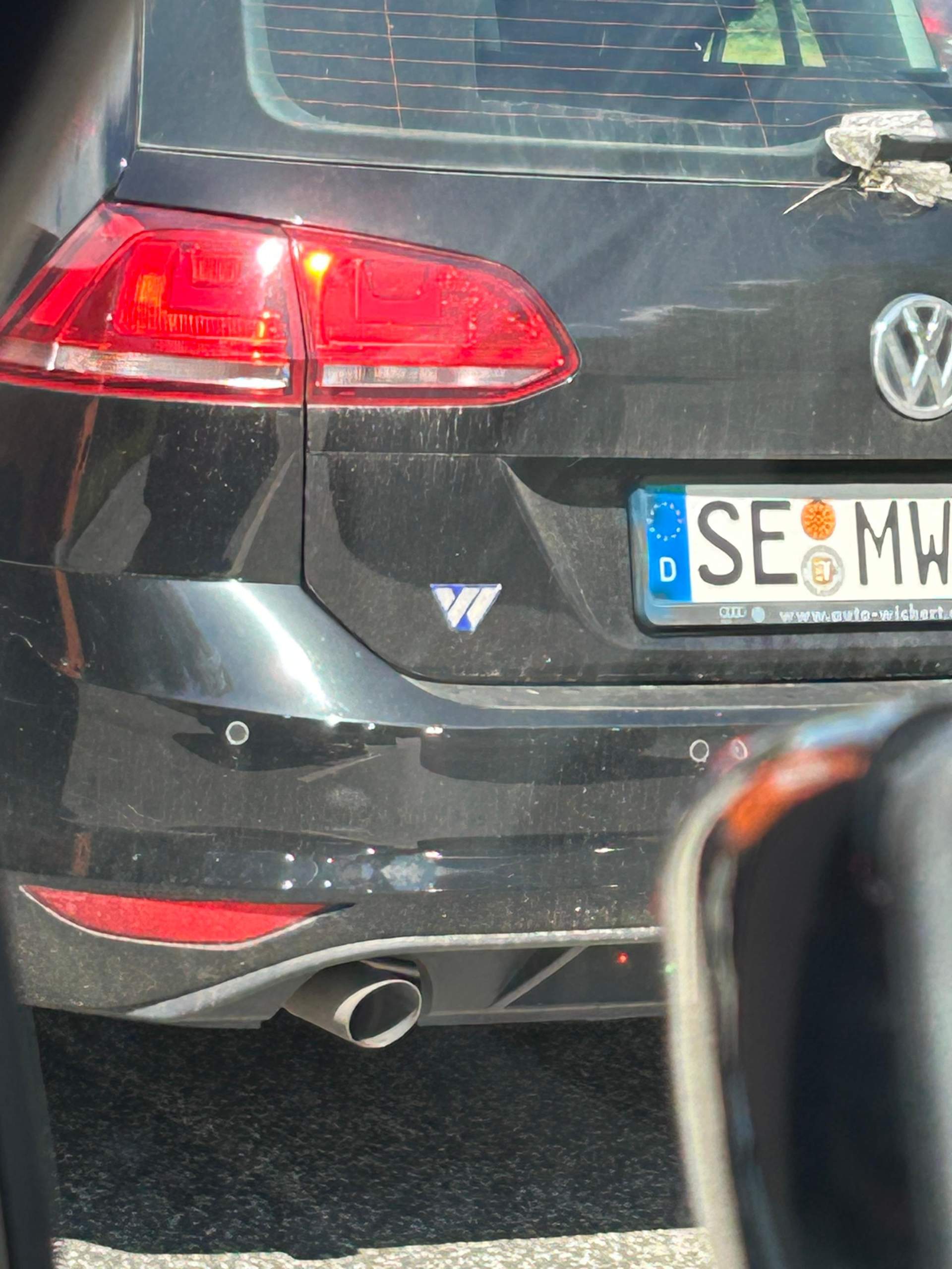 Hallo, Ich sehe diesen Sticker ziemlich oft wüsste jemand was dieser zu ...