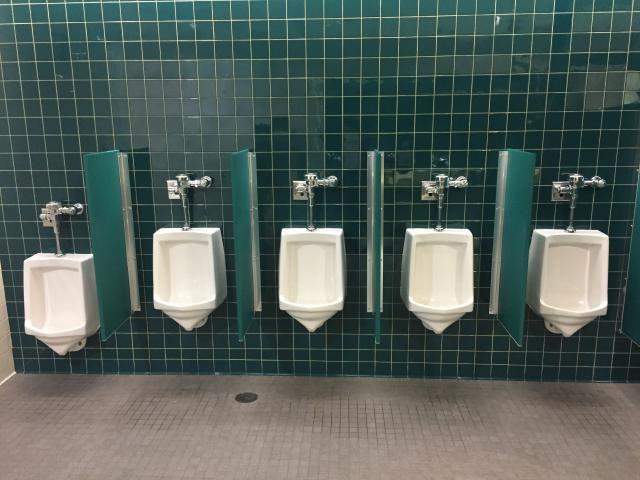 Hallo Männer, wie findet ihr die Trennwände am Pissoir? (Sexualität ...