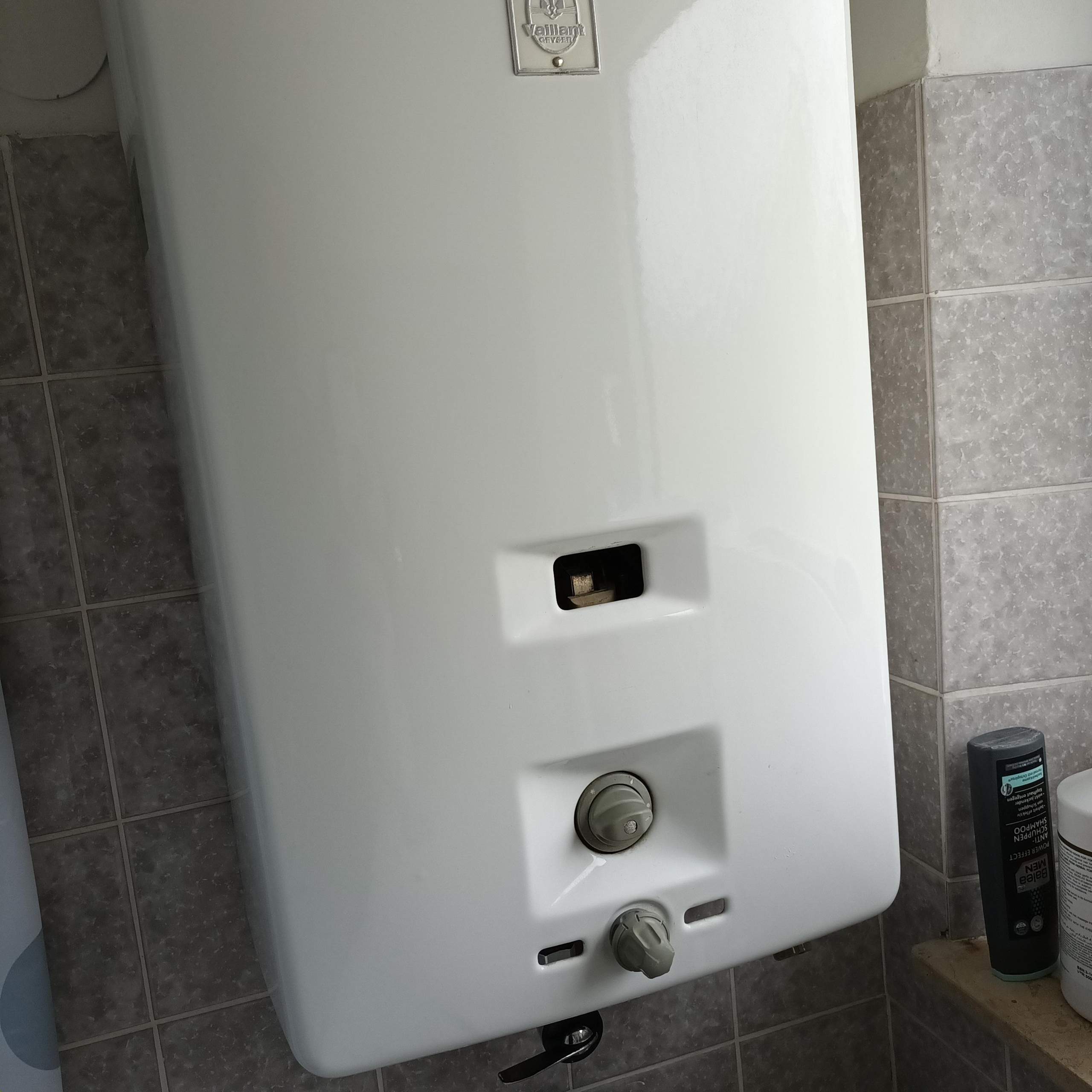 Hallo, weis jemand wie von dem Boiler auf dem Bild die Flamme anmache ...