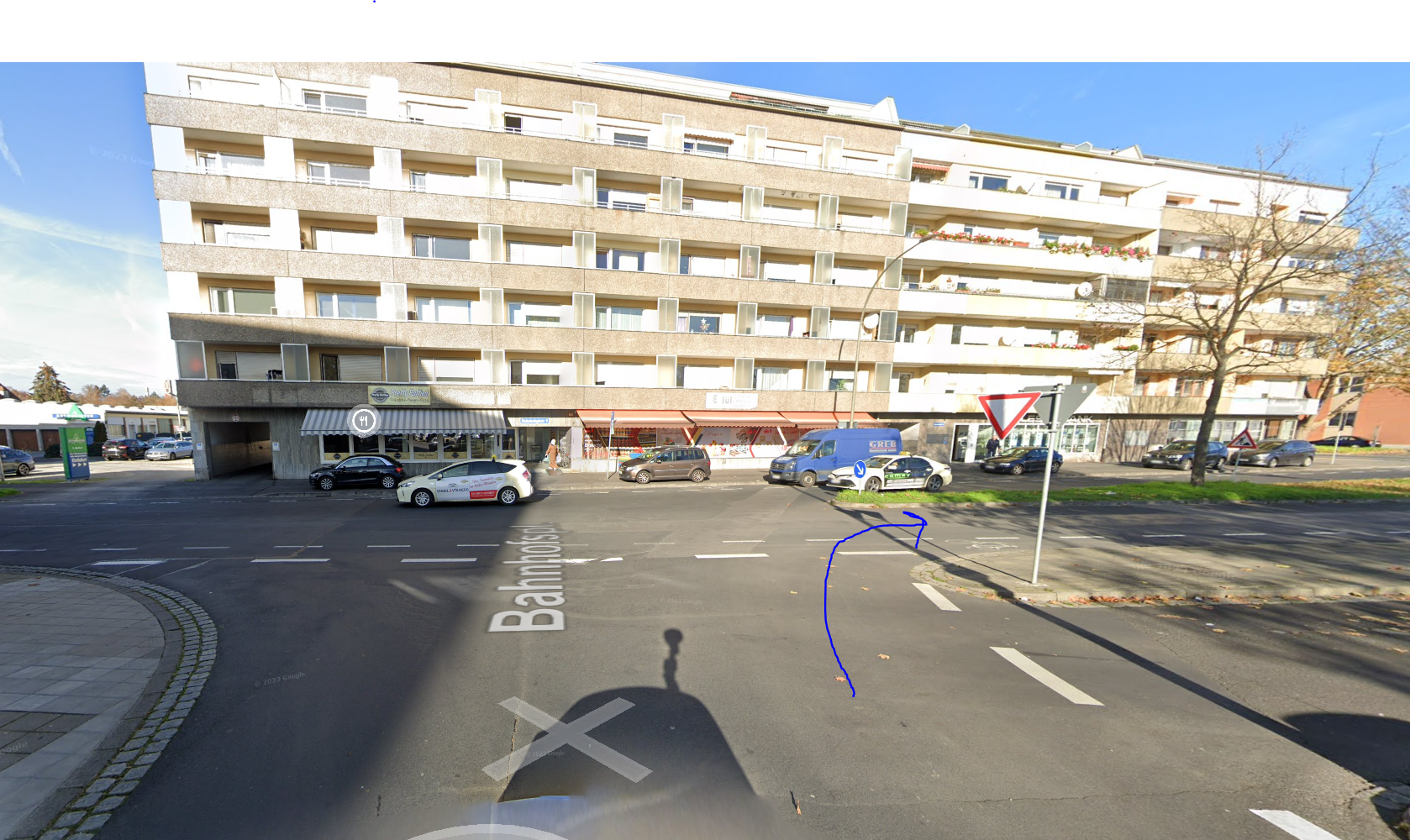 Hat das Rote oder Blaue Auto Vorrang beim Abbiegen? (Gesetz, Fahrschule ...