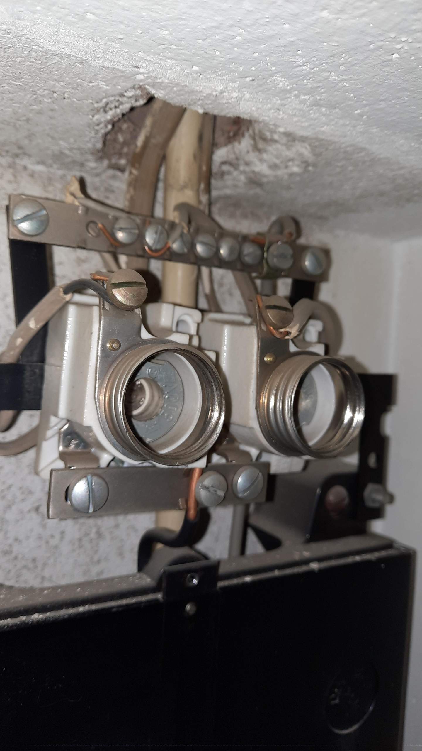 Hat einer ne Ahnung wo ich diese Sockel noch bekomme, Diazed für alte ...