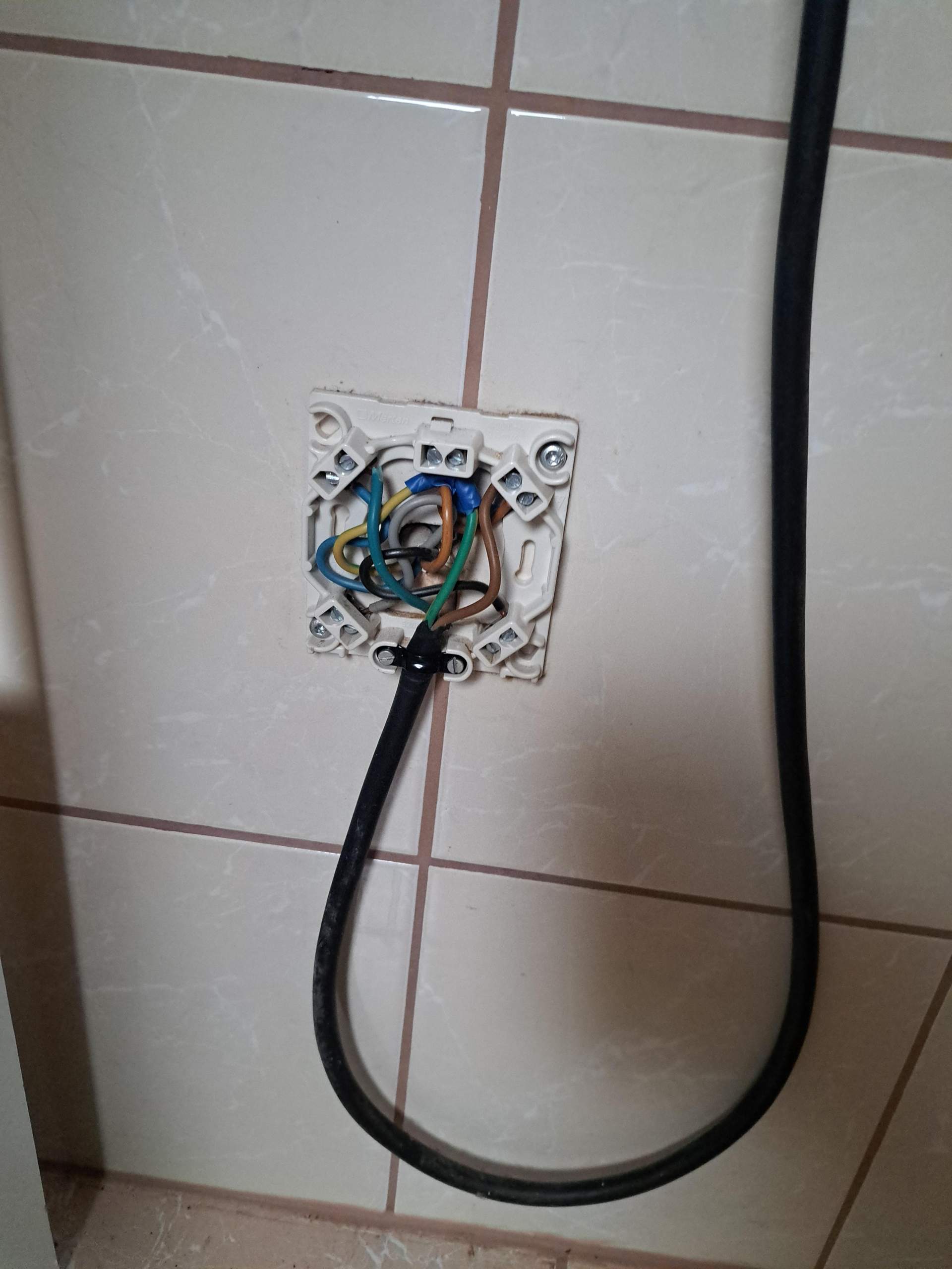 Hilfe!Ist das ein starkstrom Anschluß? (Strom, Elektrik, Kabel)