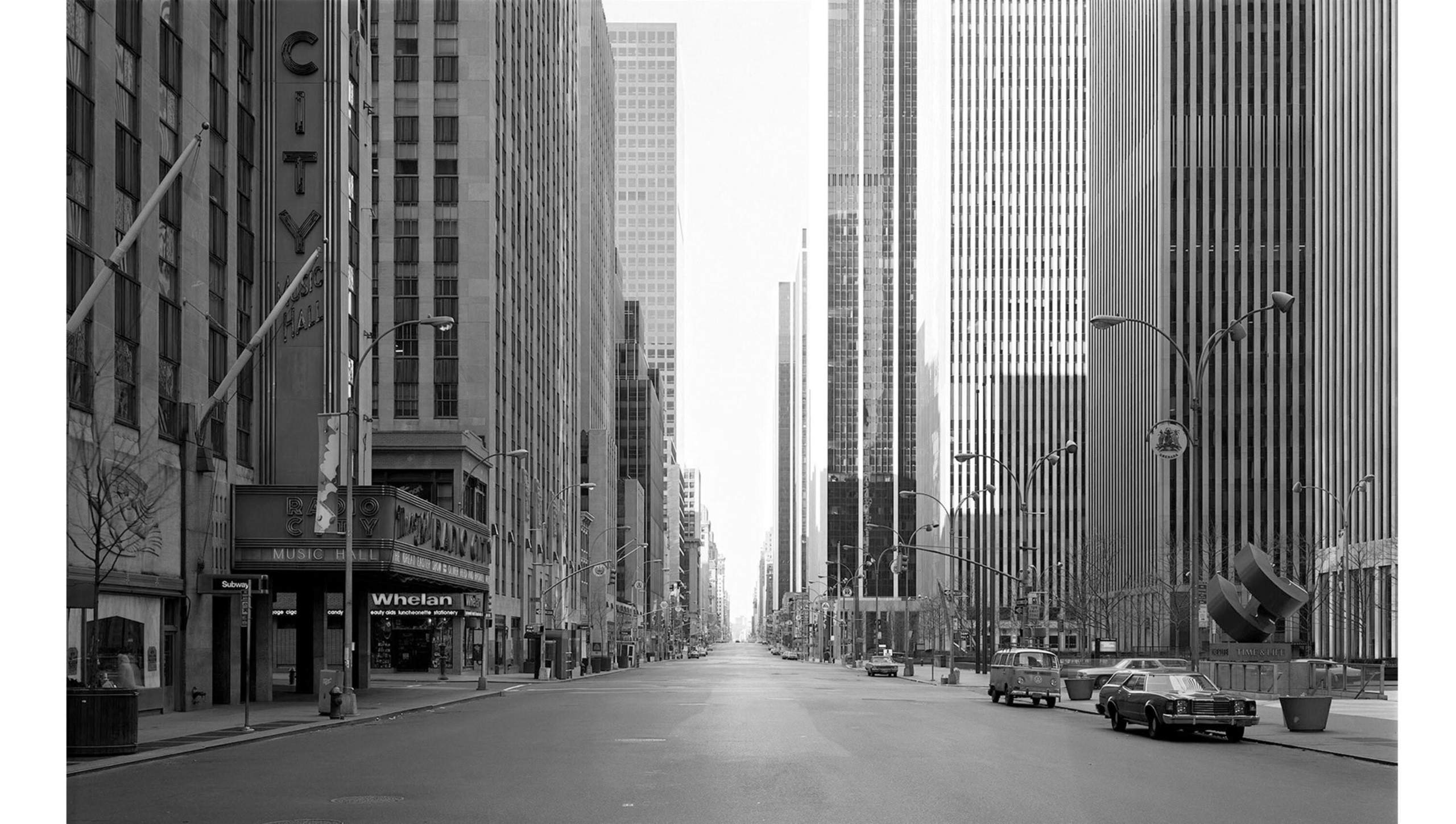 Ich muss dieses Bild analysieren( 6th Avenue "Thomas Struth"). Kann mir ...