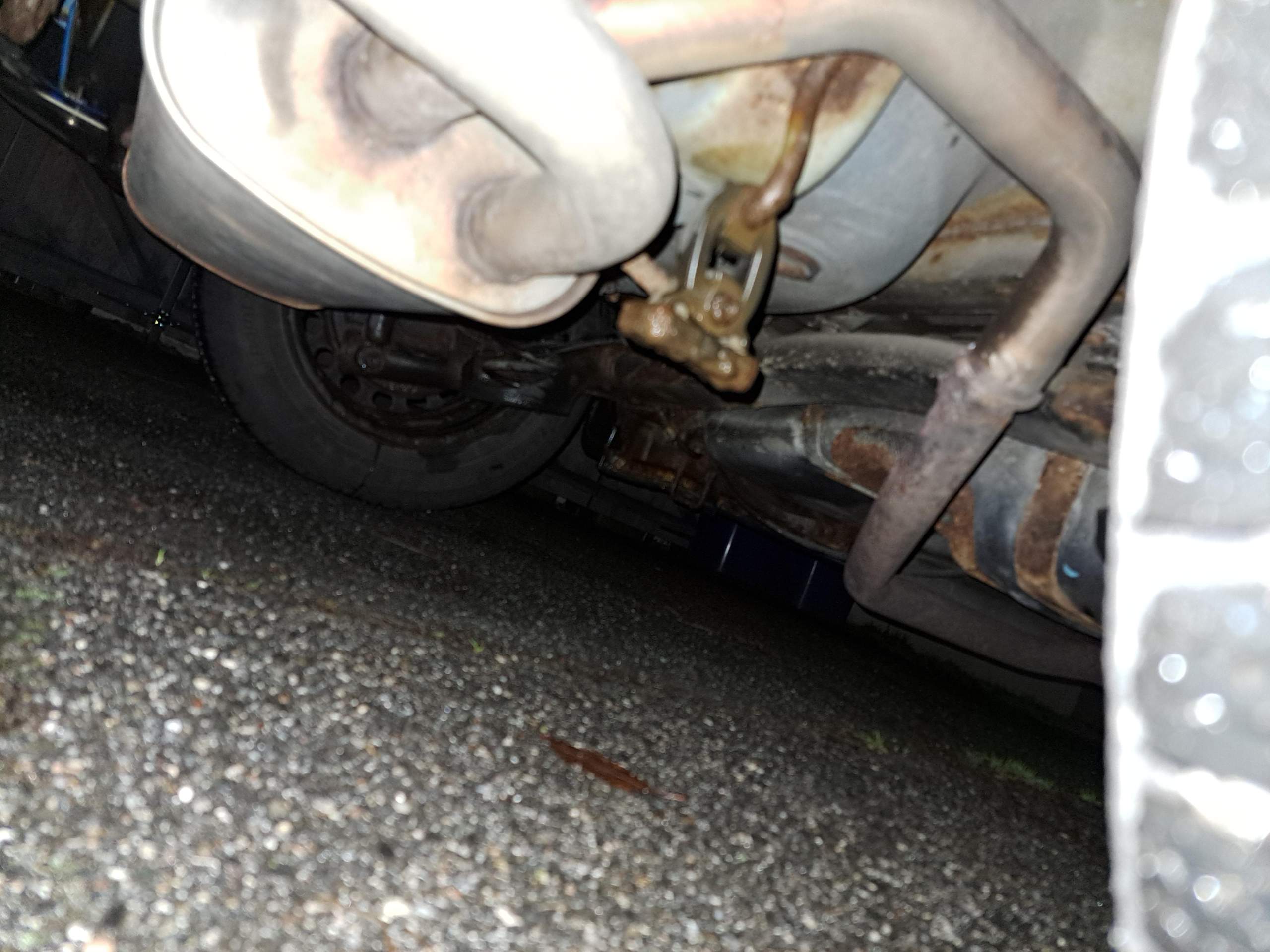 Is das schlimm vom Auto unten? (Werkstatt, Autofahren, PKW)