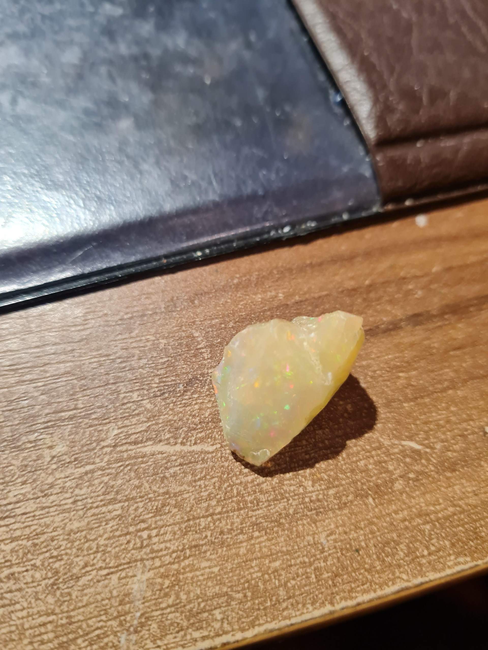 Ist das ein Opal und wenn ja ist der echt und wie viel Wert wäre der? (Opel, Edelsteine, wertvoll)