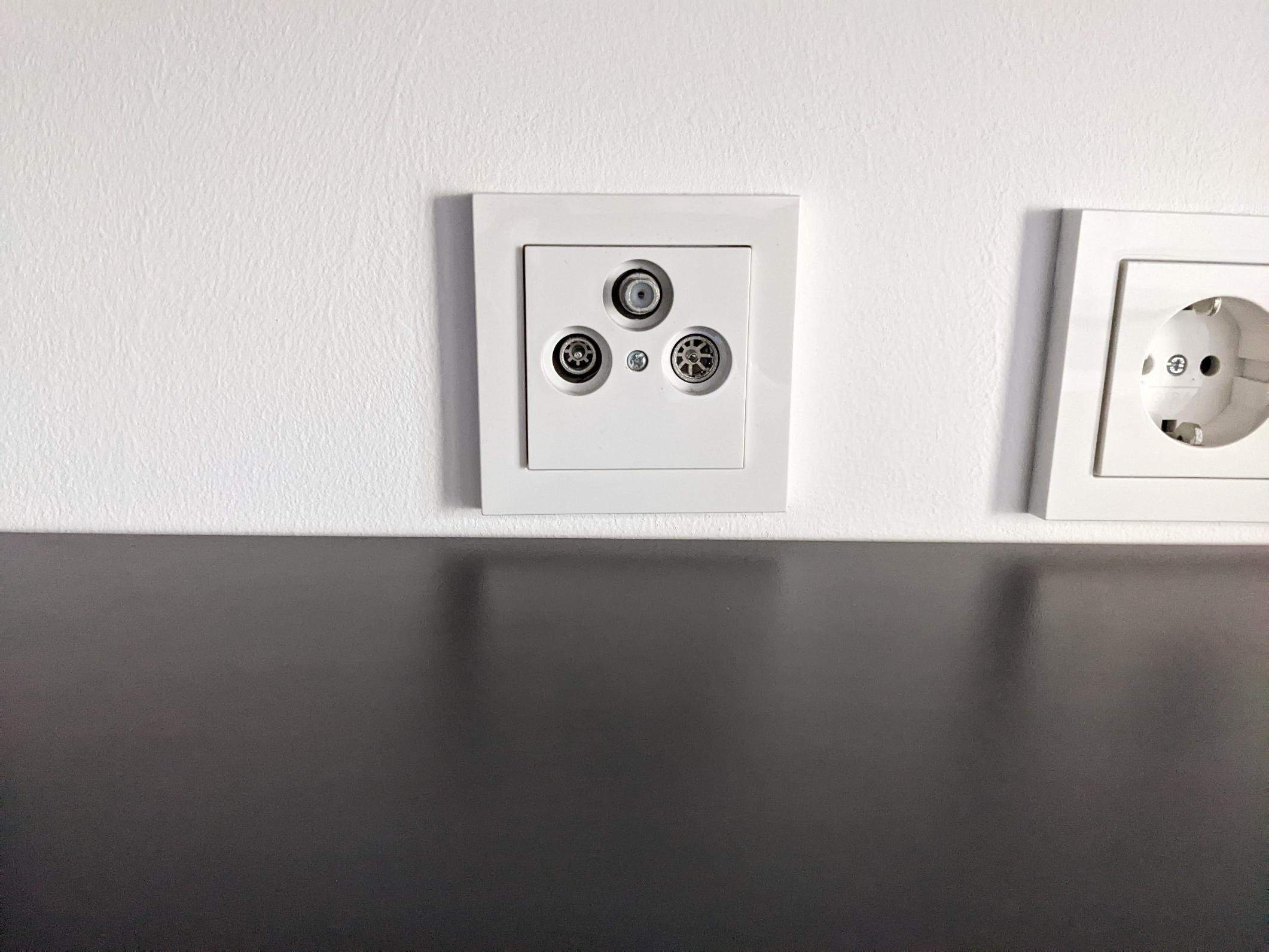 Ist das eine Multimediasteckdose mit Kabelanschluss? (Technik ...