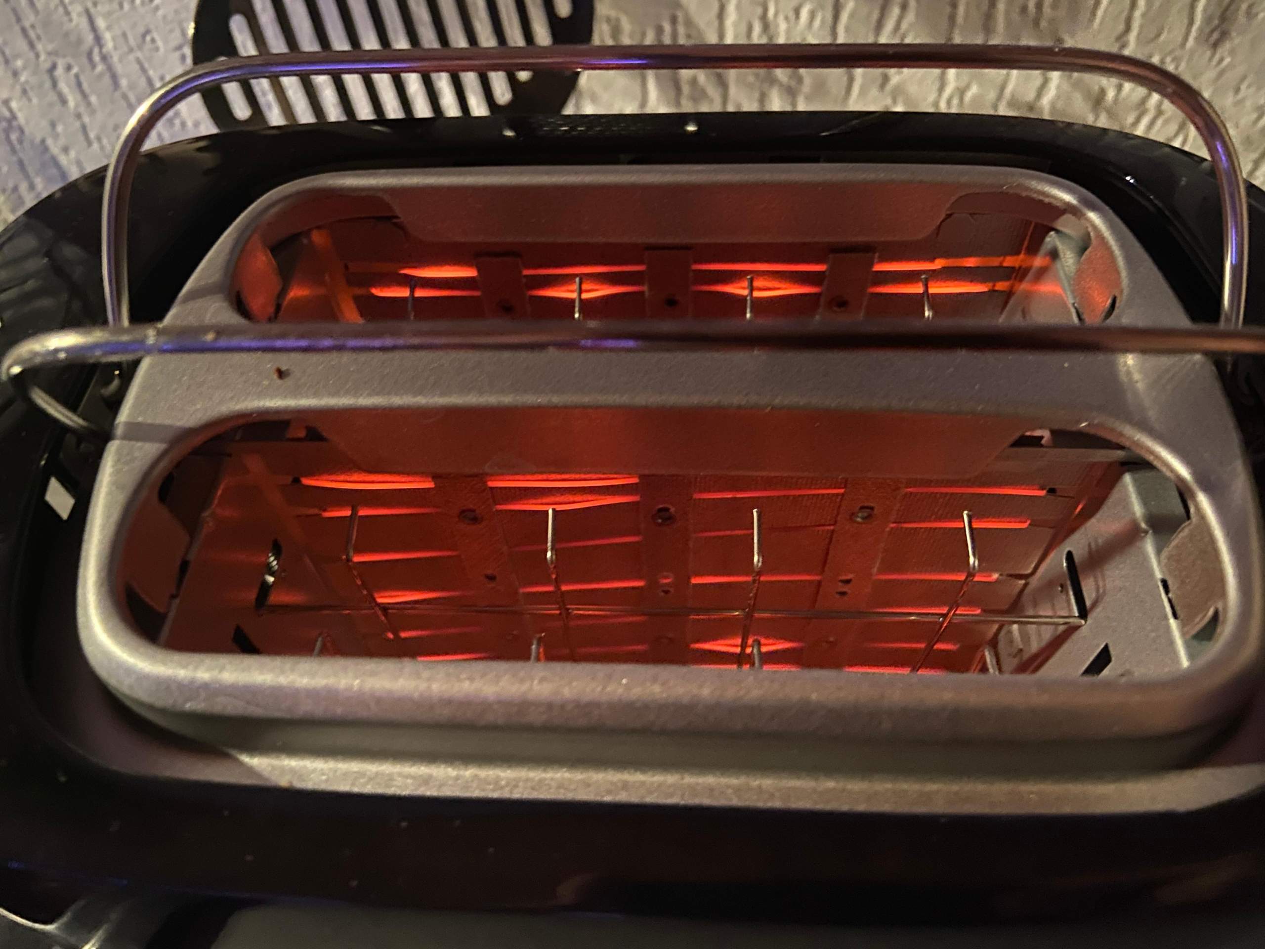 Ist das normal das nicht alle Drähte bei einem Toaster gleich stark ...