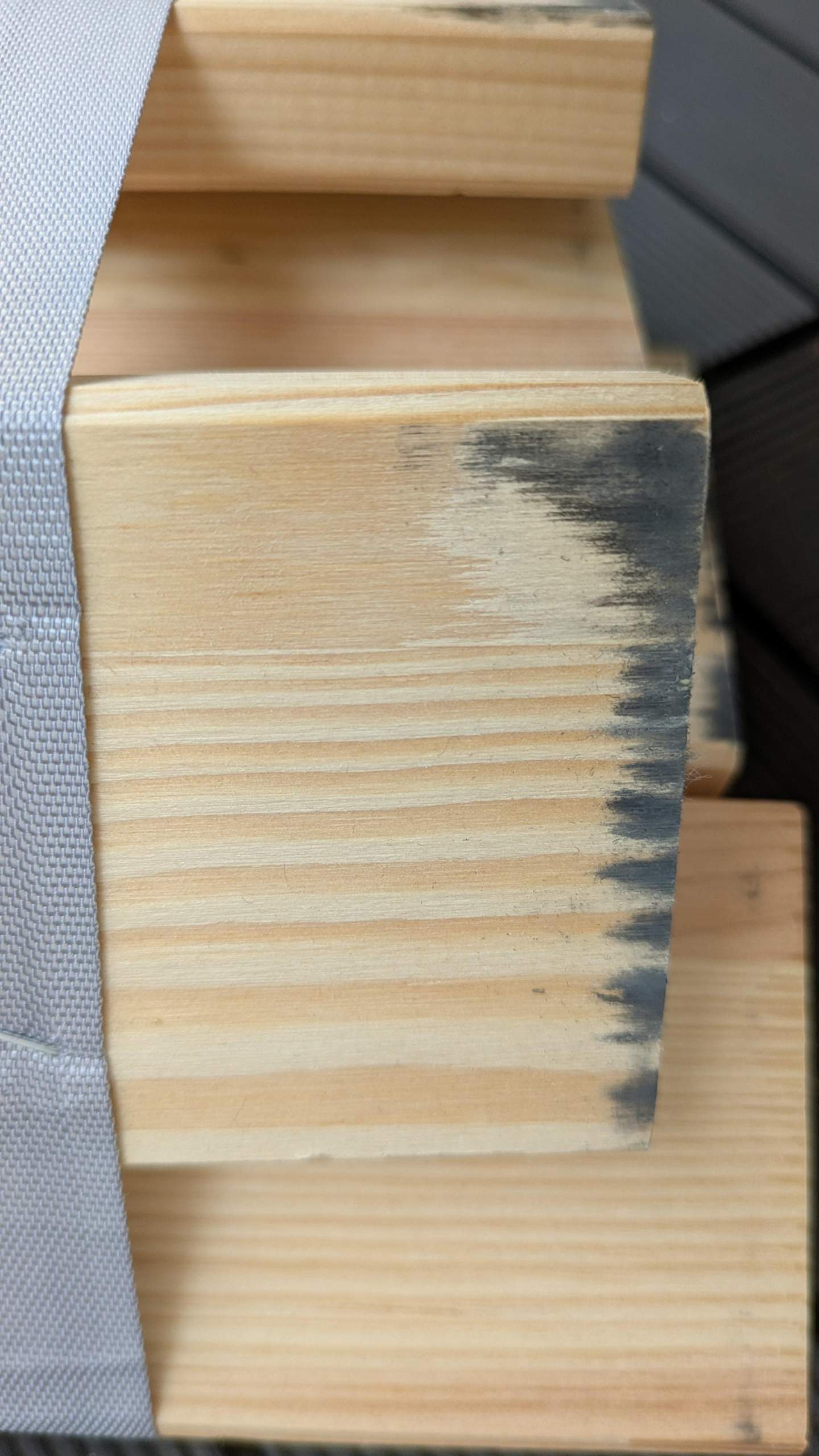 Ist das Schimmel oder Abrieb am Lattenrost? (Flecken, Bett, Matratze)