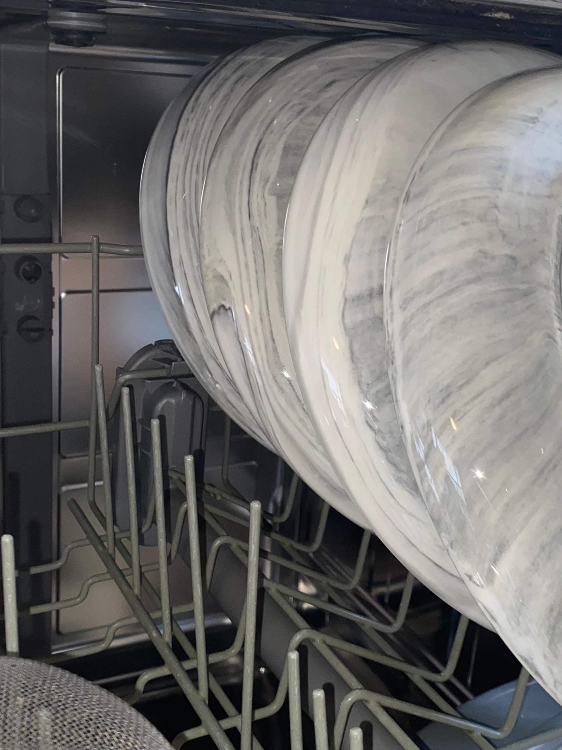 Ist das schlecht, wenn die Teller oben die Spülmaschine berühren ...