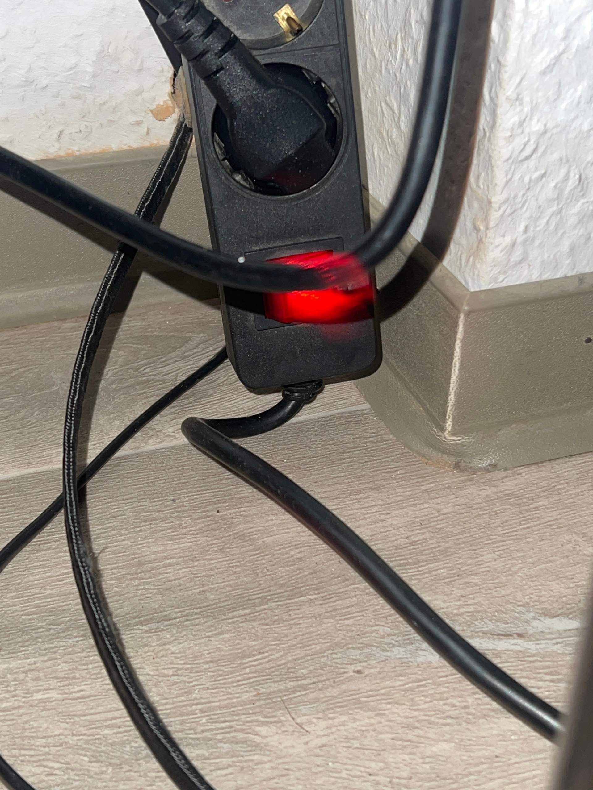 Ist das schlimm wenn die Leiste auf dem Kabel steht? (Elektrik)