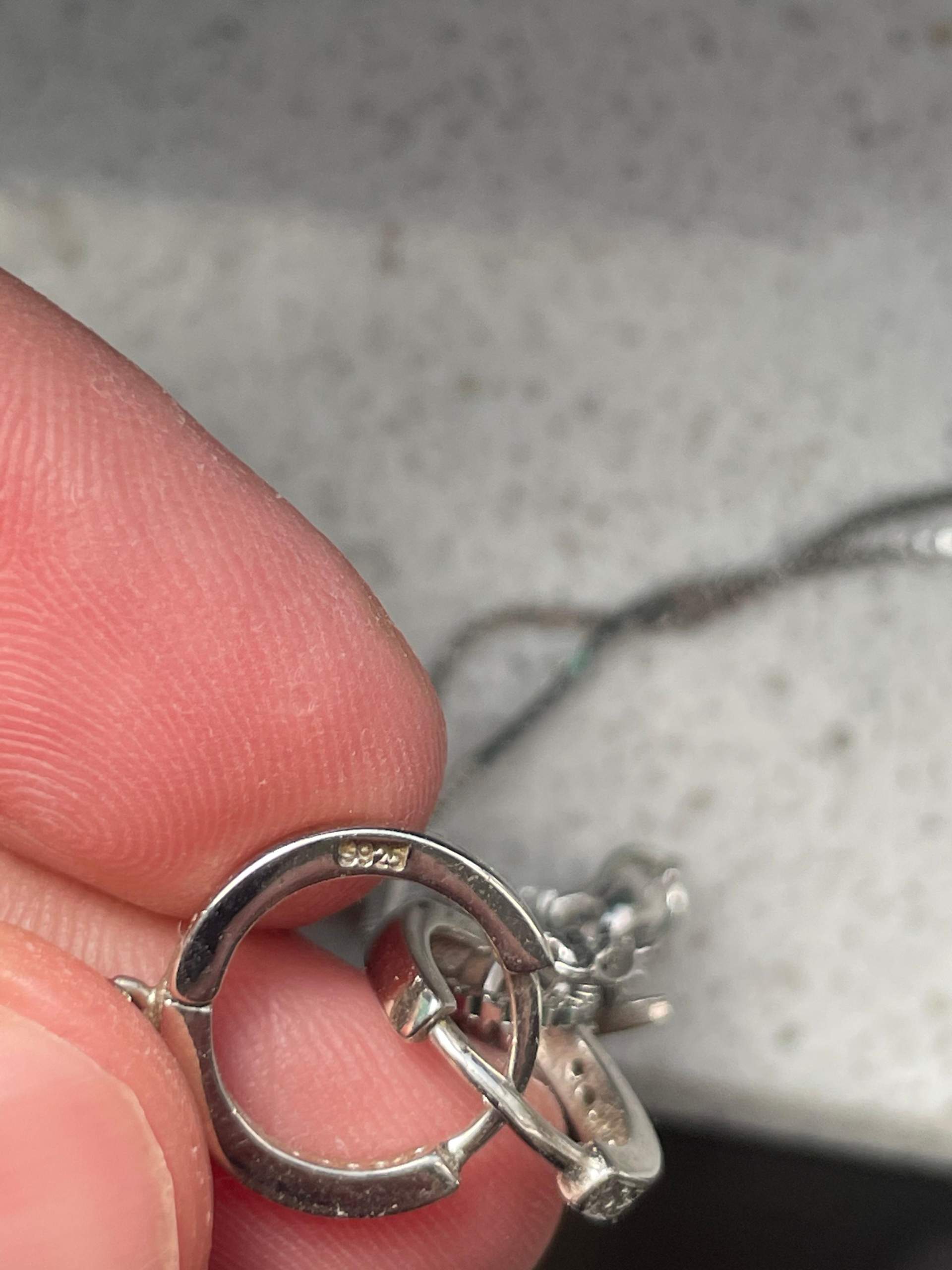 Ist das Silber oder Weißgold? (Attraktivität, Schönheit, Wert)