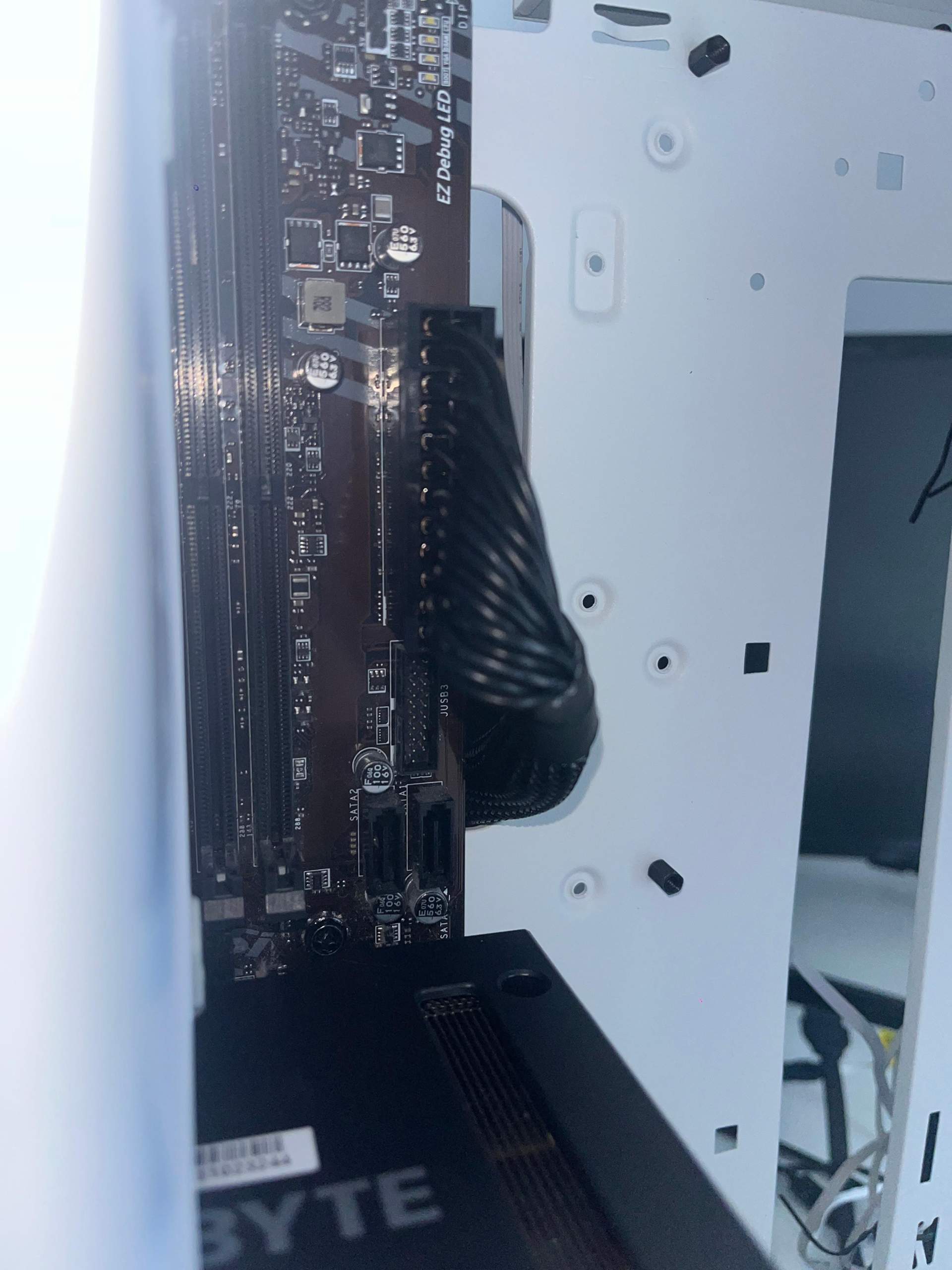 Ist der 24 Pin Stecker richtig drinne? (Gaming PC, Mainboard, Nvidia)