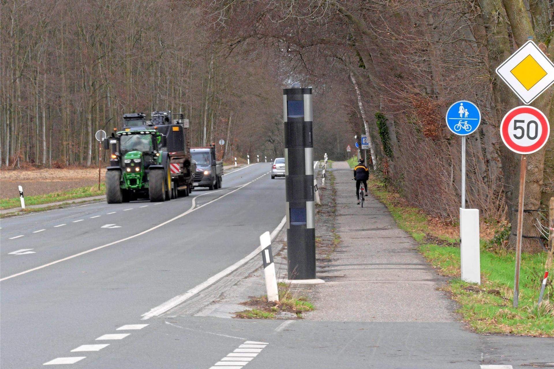 Ist der Blitzer auf der Ahsener Straße ein rot oder schwarzlicht ...
