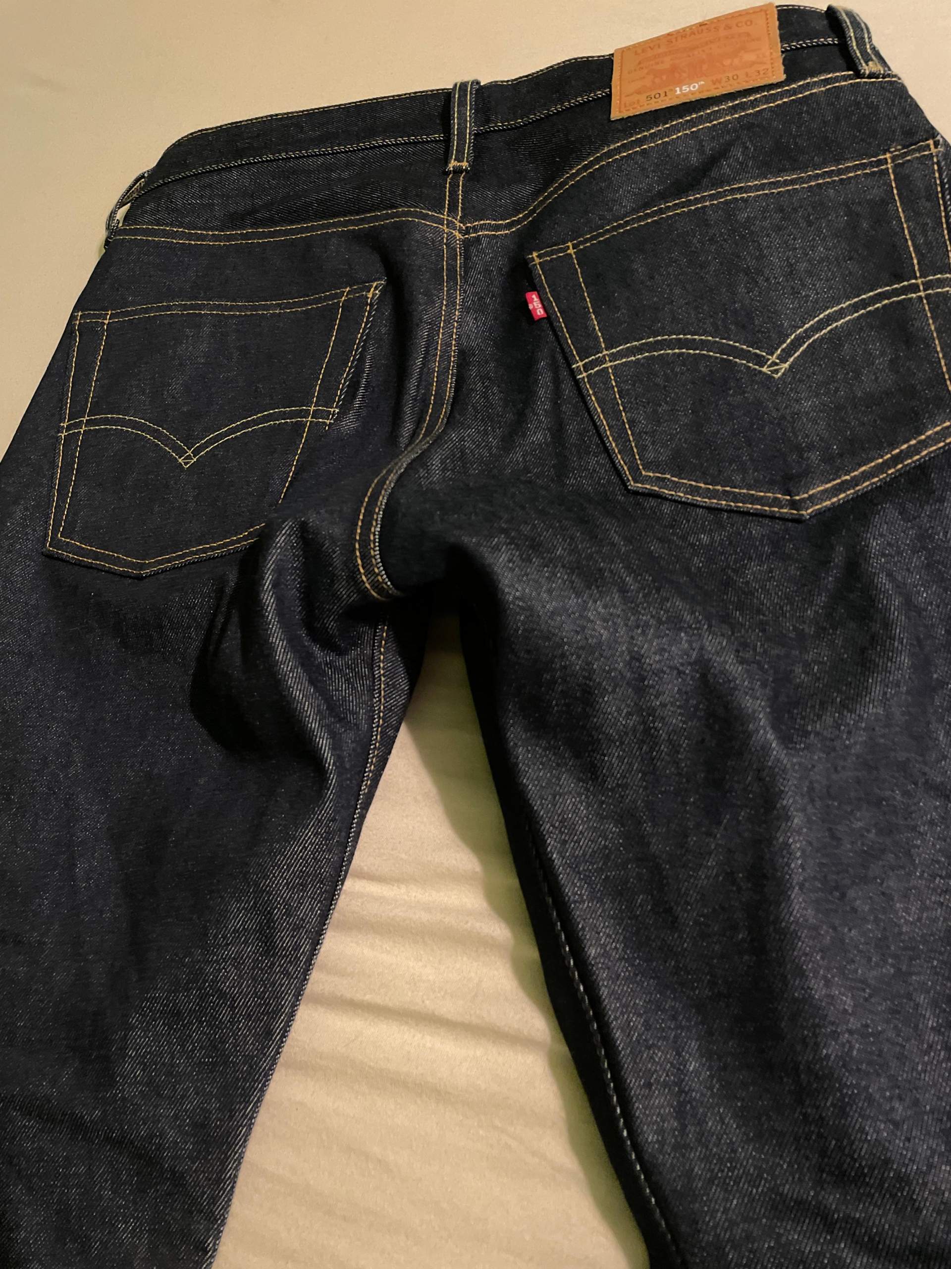 Ist diese Beule auf der Rückseite normal? (Kleidung, Jeans)