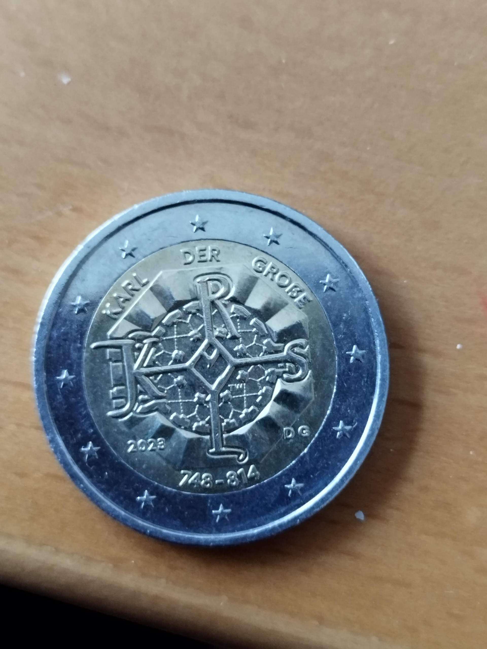 Ist diese Karl der grosse Münze eine Fehlprägung? An der Seite steh ...