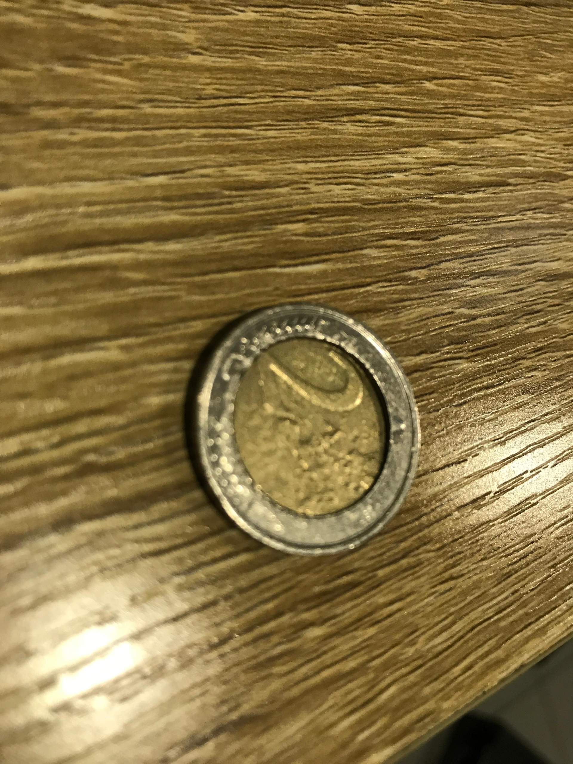 Ist diese Münze kaputt gemacht worden?oder interessant für Münz Sammler ...