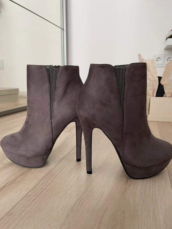 Ist dieser Absatz zu hoch? (Stiefel, High Heels, Boots)