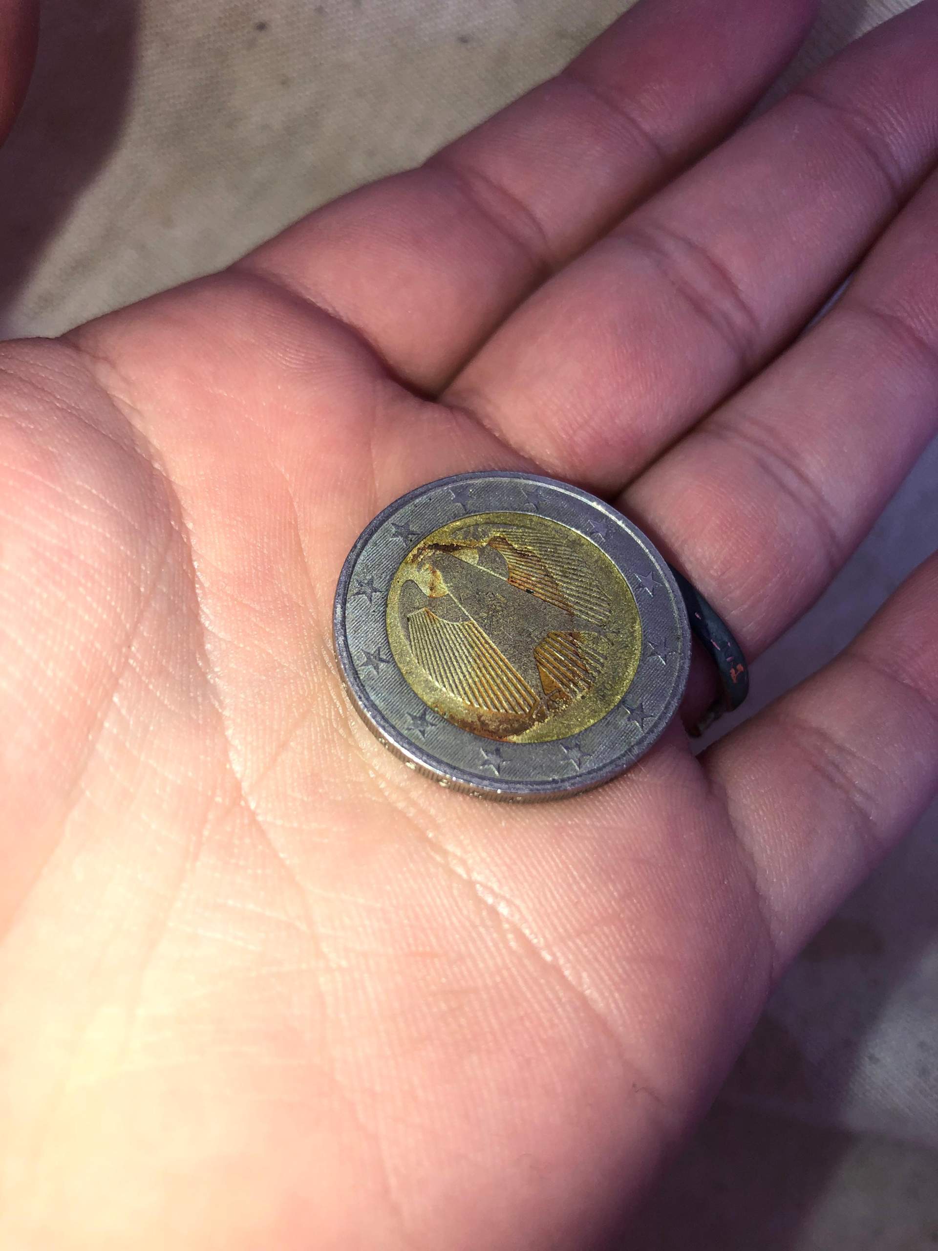ist dieses 2 Euro Stück was wert oder kaputt? (Geld, Europa, Münzen)
