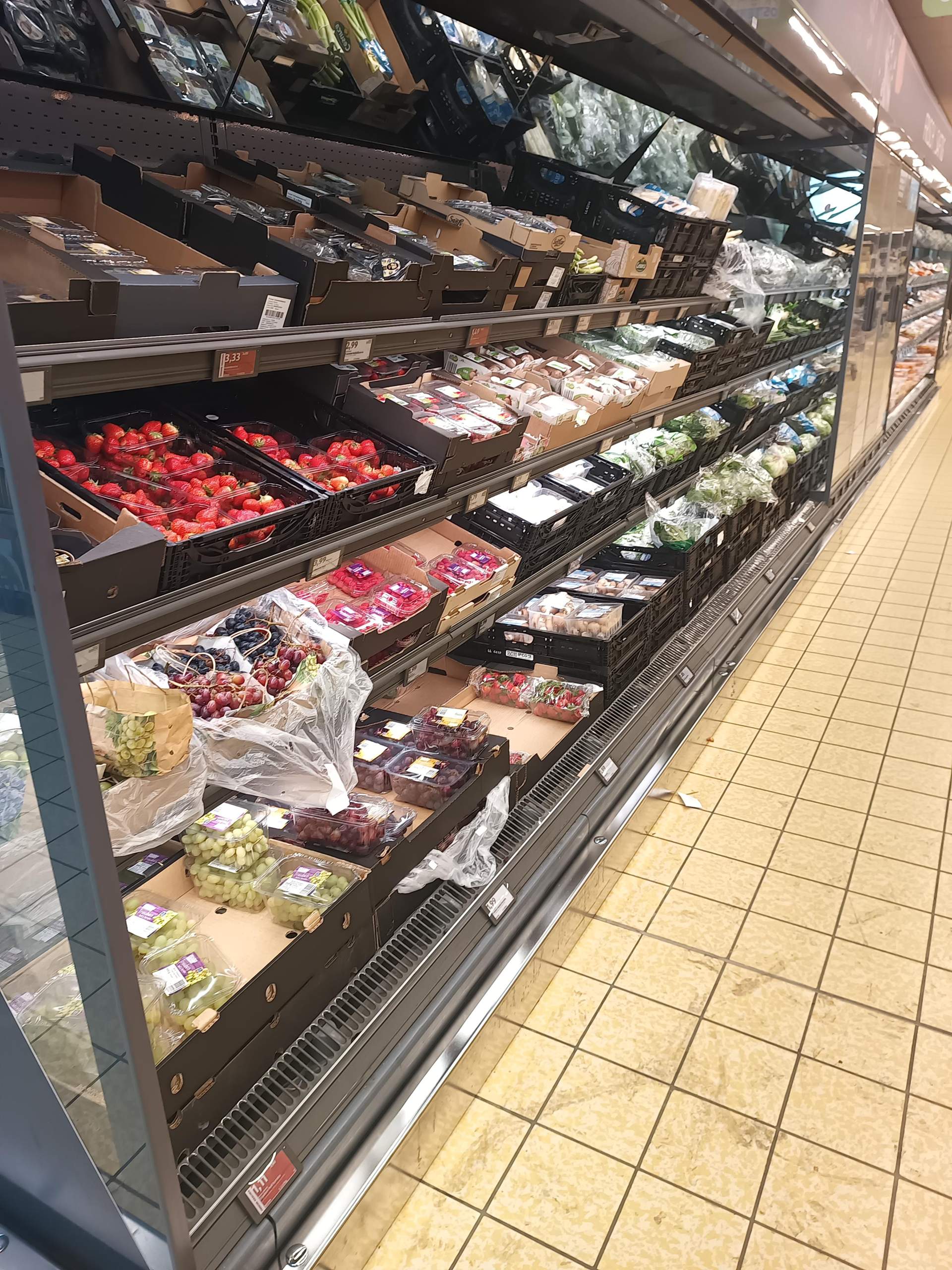 Ist es ekelhaft wenn der Boden im Supermarkt so verschmutzt ist ... Ist es ekelhaft wenn der Boden im Supermarkt so verschmutzt ist ...