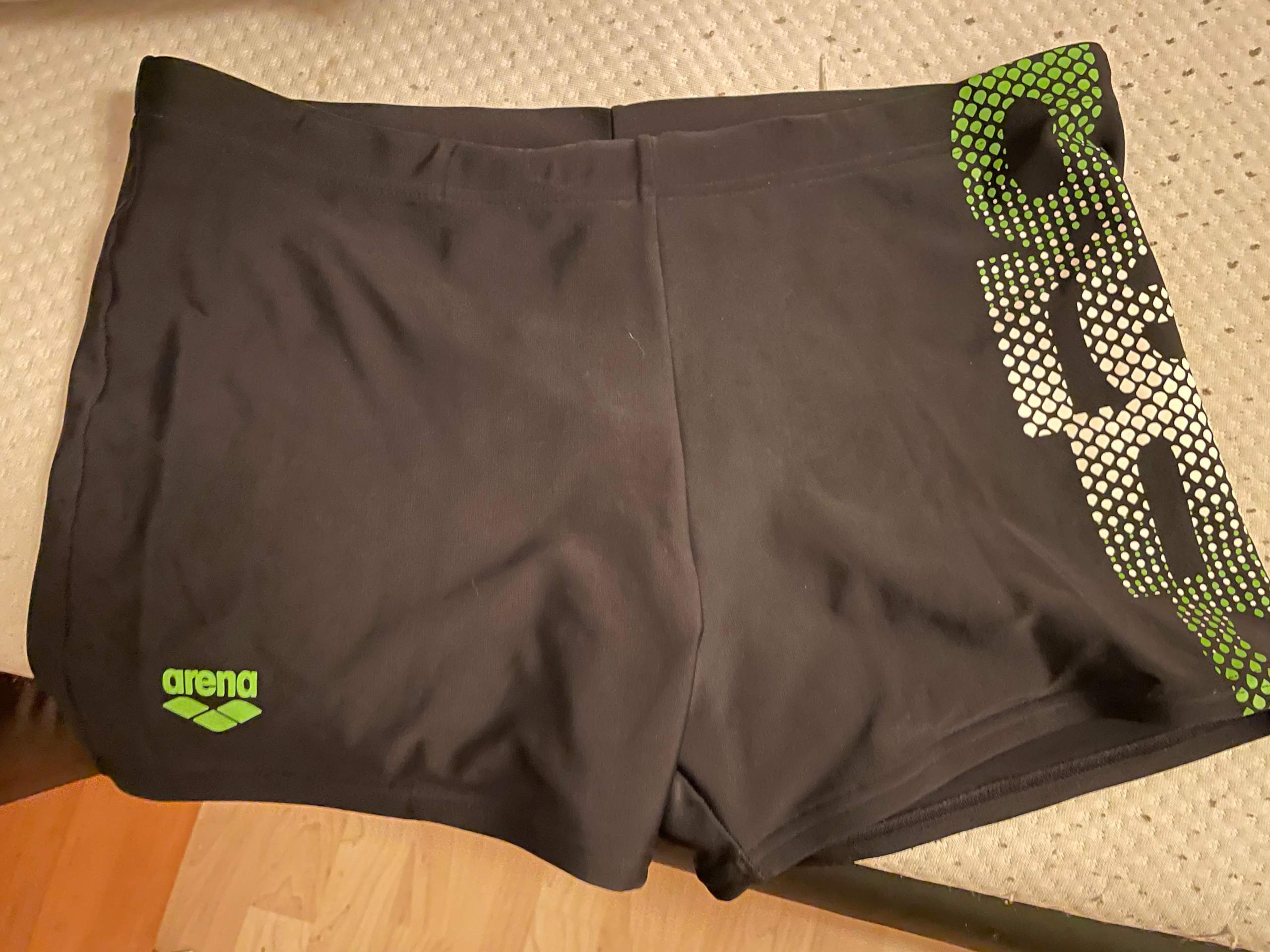 Ist es schlimm wenn ich nur mit Boxer-Badehose raus gehe? (Jungs, Sport ...