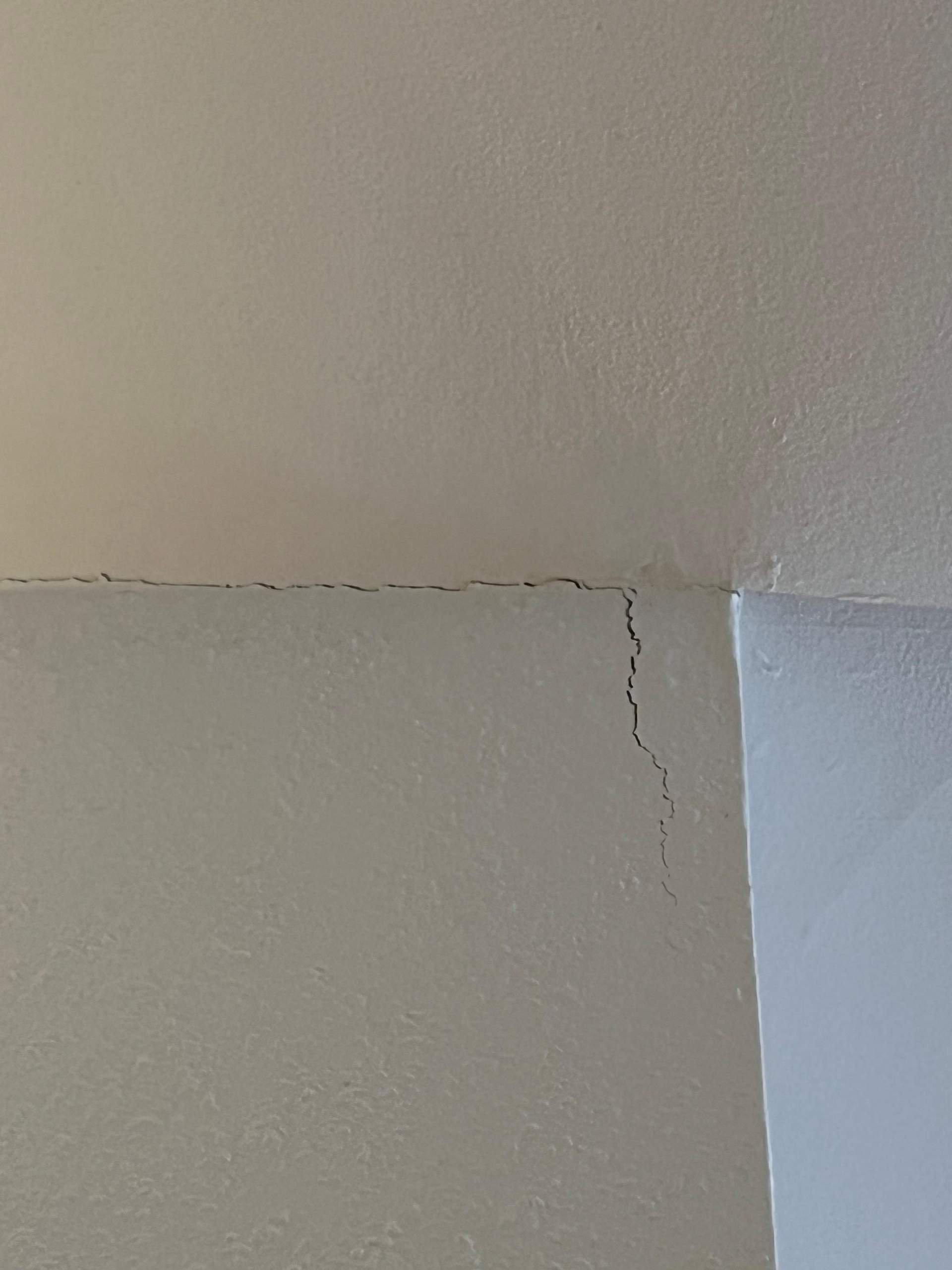 Ist so ein Riss normal? (mieten, Altbau, Risse in Wand)
