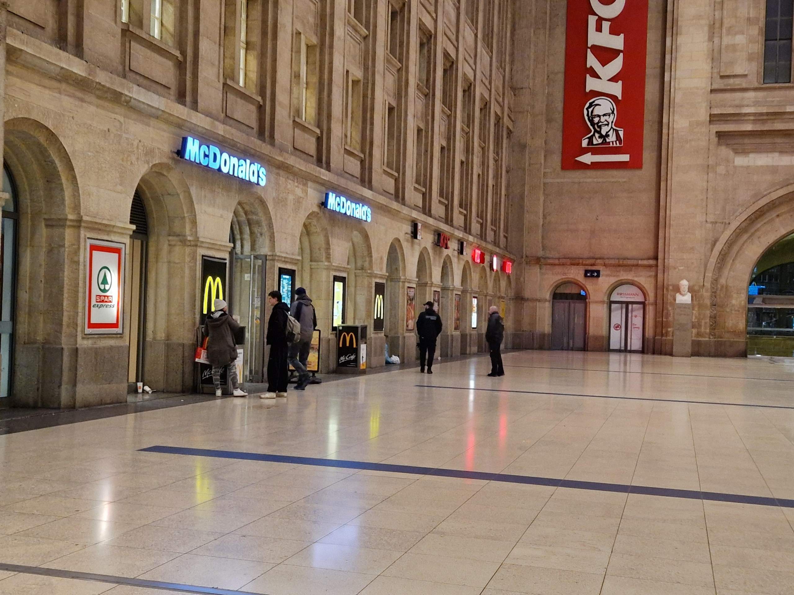 Kalter Bahnhof mit riesigem Stehplatz (Politik, Zug, Einsamkeit)