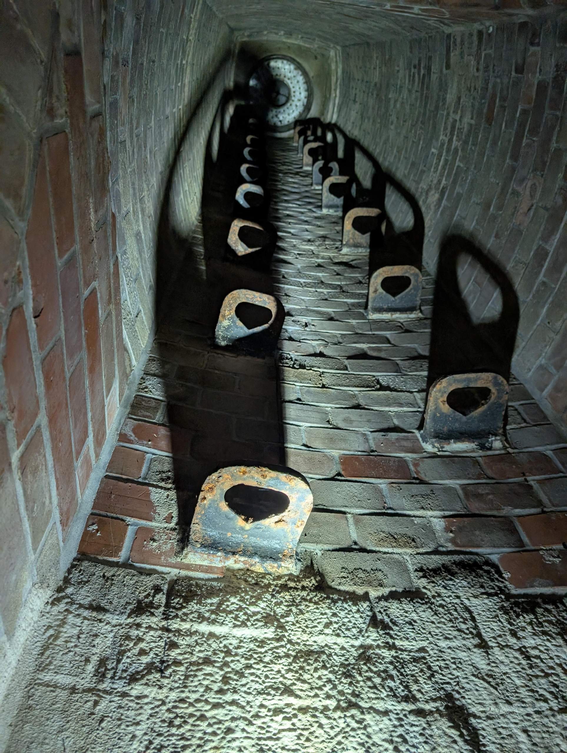 Kanalisation von unten (Fotografie, München)
