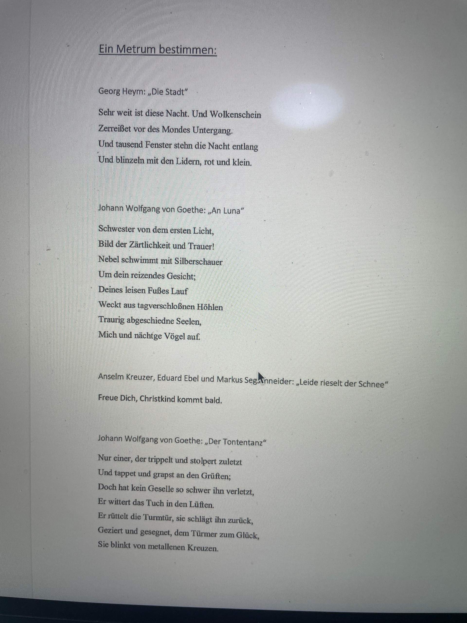 Kann jemand das Metrum zu den Textabschnitten bestimmen? (Deutsch ...