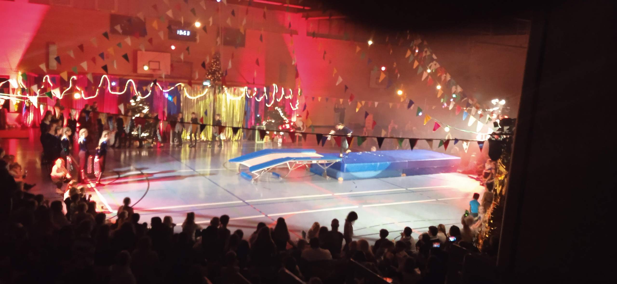 Kann bei dieser Scrunch-Leggins in einer großen Sporthalle beim ...