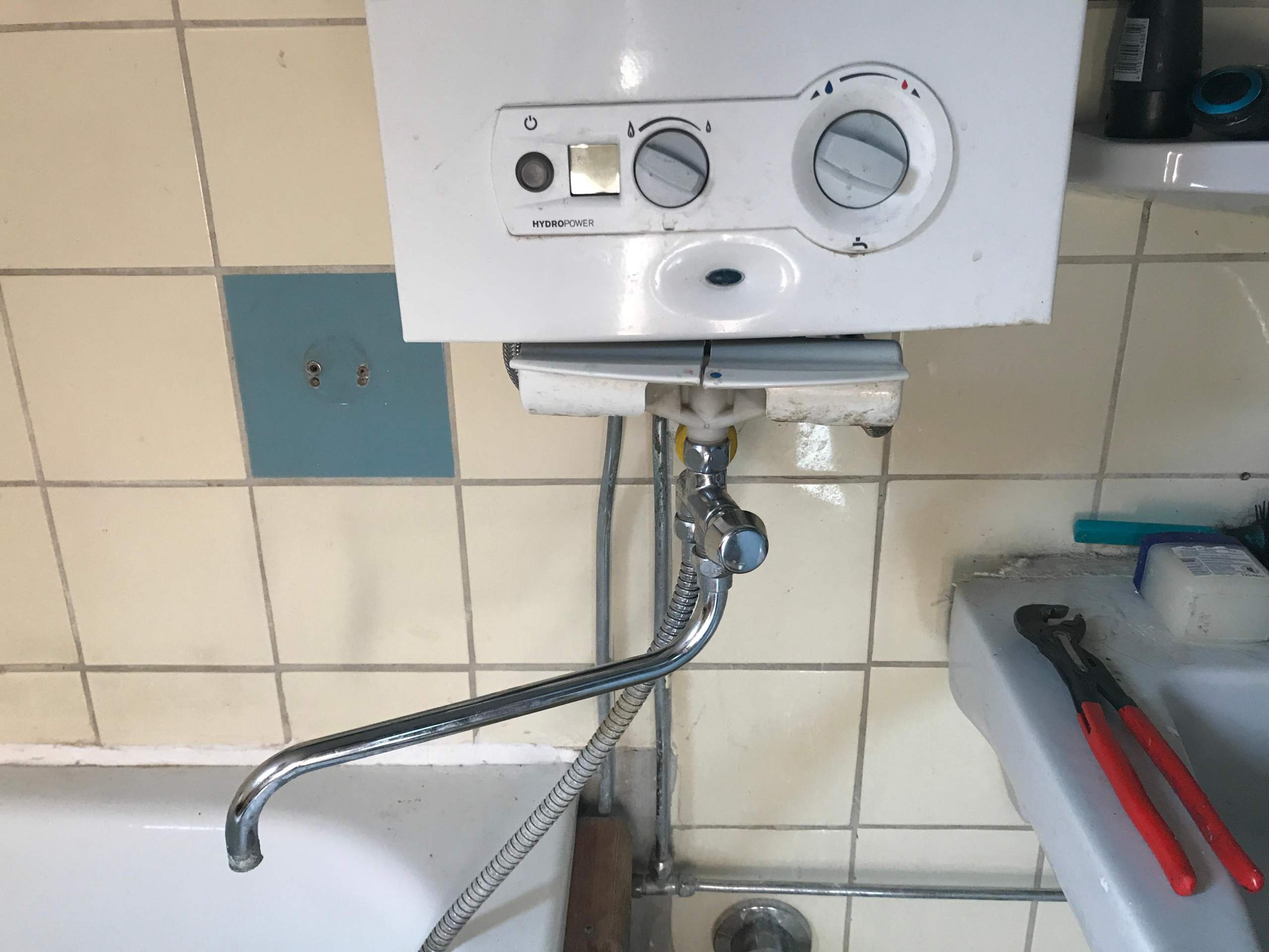 Kann ein Gasboiler (Durchlauferhitzer) im Badezimmer verkalken? (Strom ...