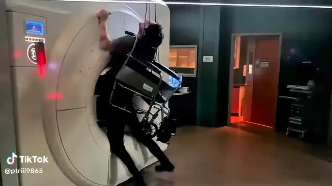 Kann ein MRTwirklich ein so starkes Magnetfeld erzeugen das man da ...