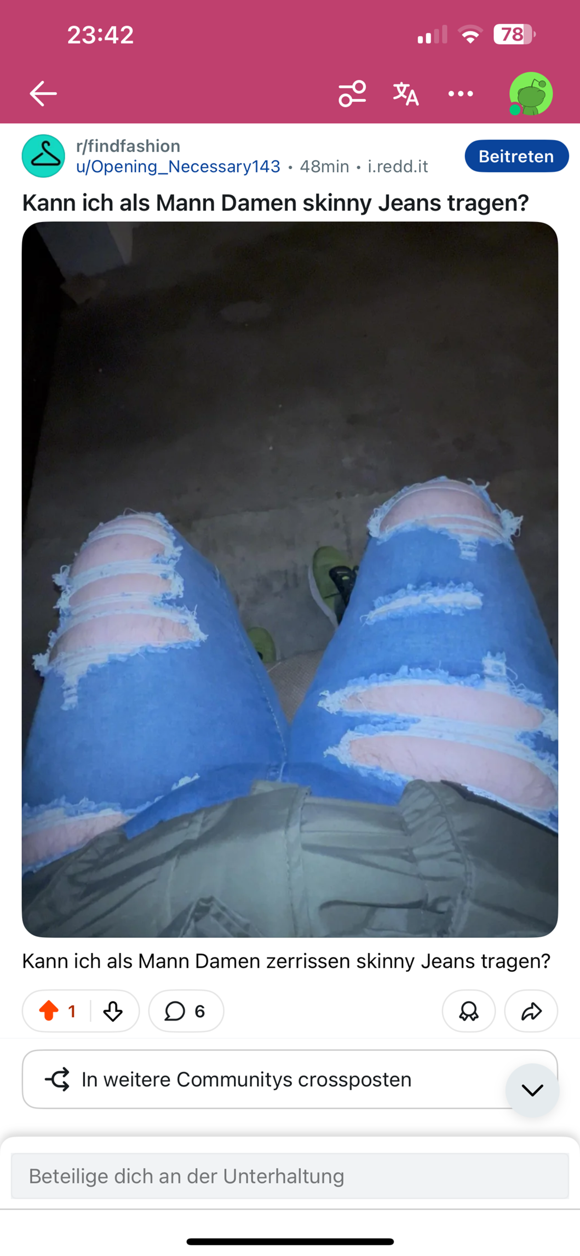 Mann Tragt Damen Jeans