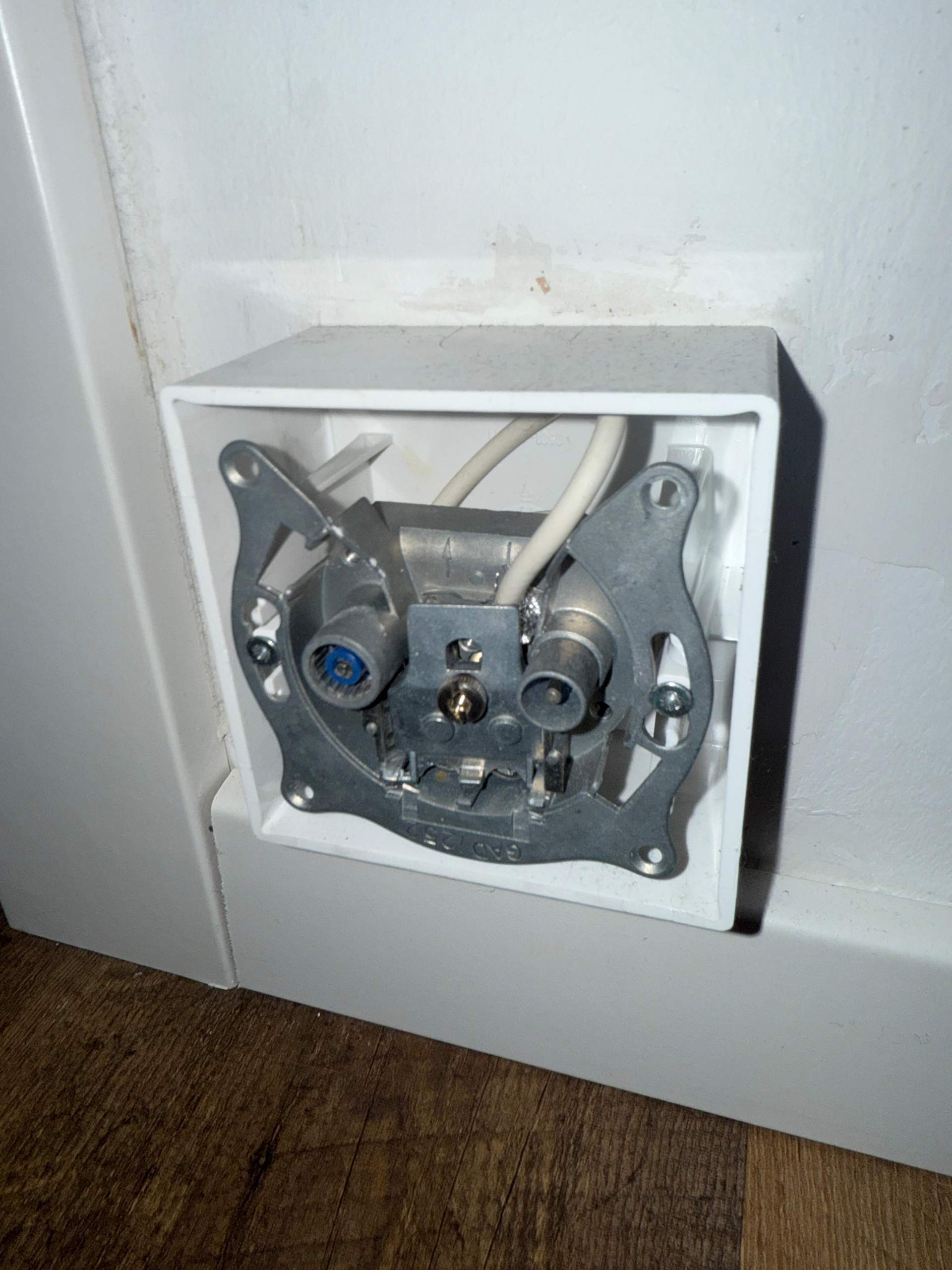 Kann ich über diese Dose Kabel Internet bekommen? (WLAN, Telefon, Netzwerk)