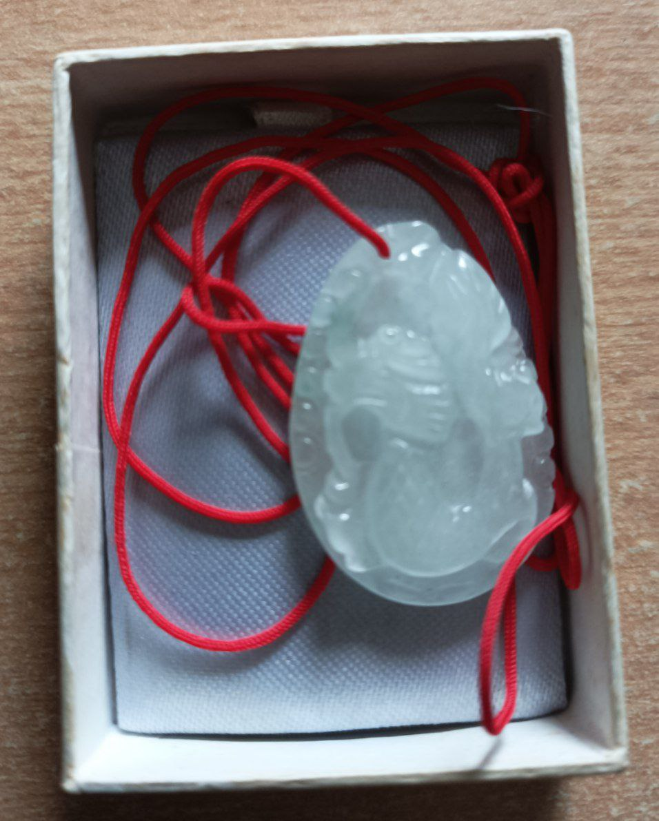 Kann man bei diesem Jadeanhänger eine neue Kette machen lassen, oder würde der Stein dabei ...