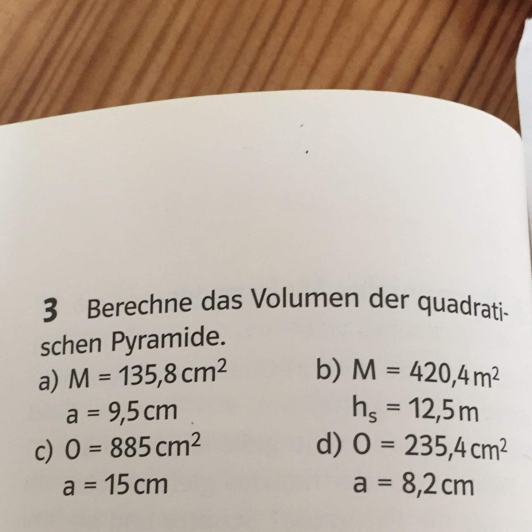 Kann mir bitte jemand bei mathe helfen es geht um quadratische ...