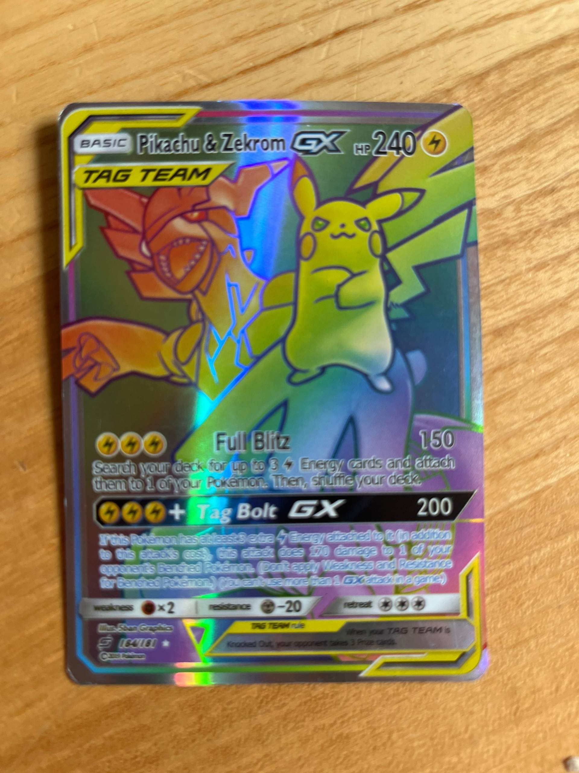 Kann mir bitte jemand sagen ob die Pokemon karte echt oder Fake ist? (Sammelkarten)