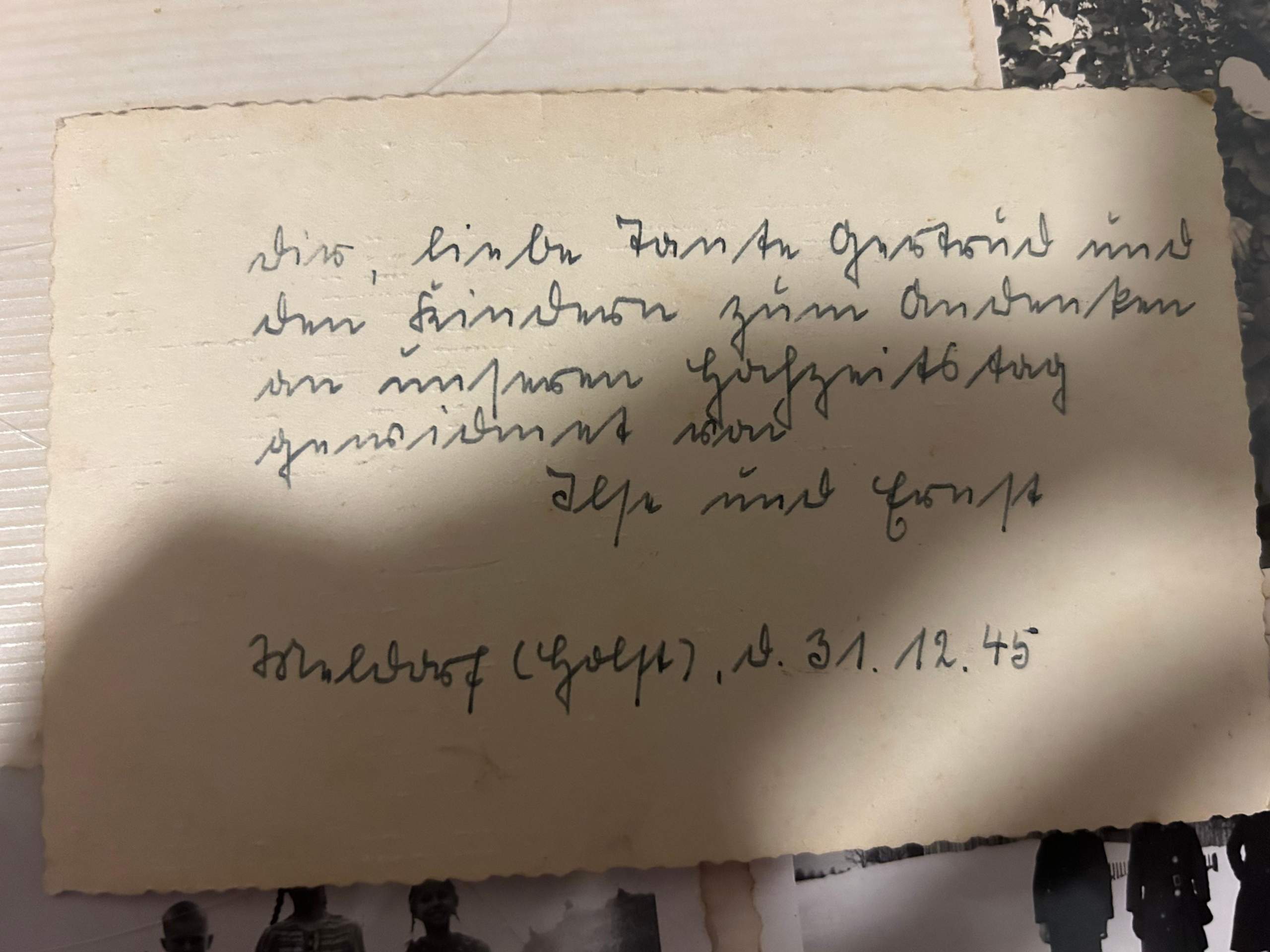 Kann mir einer identifizieren was dort draufsteht? (Brief, Schrift ...