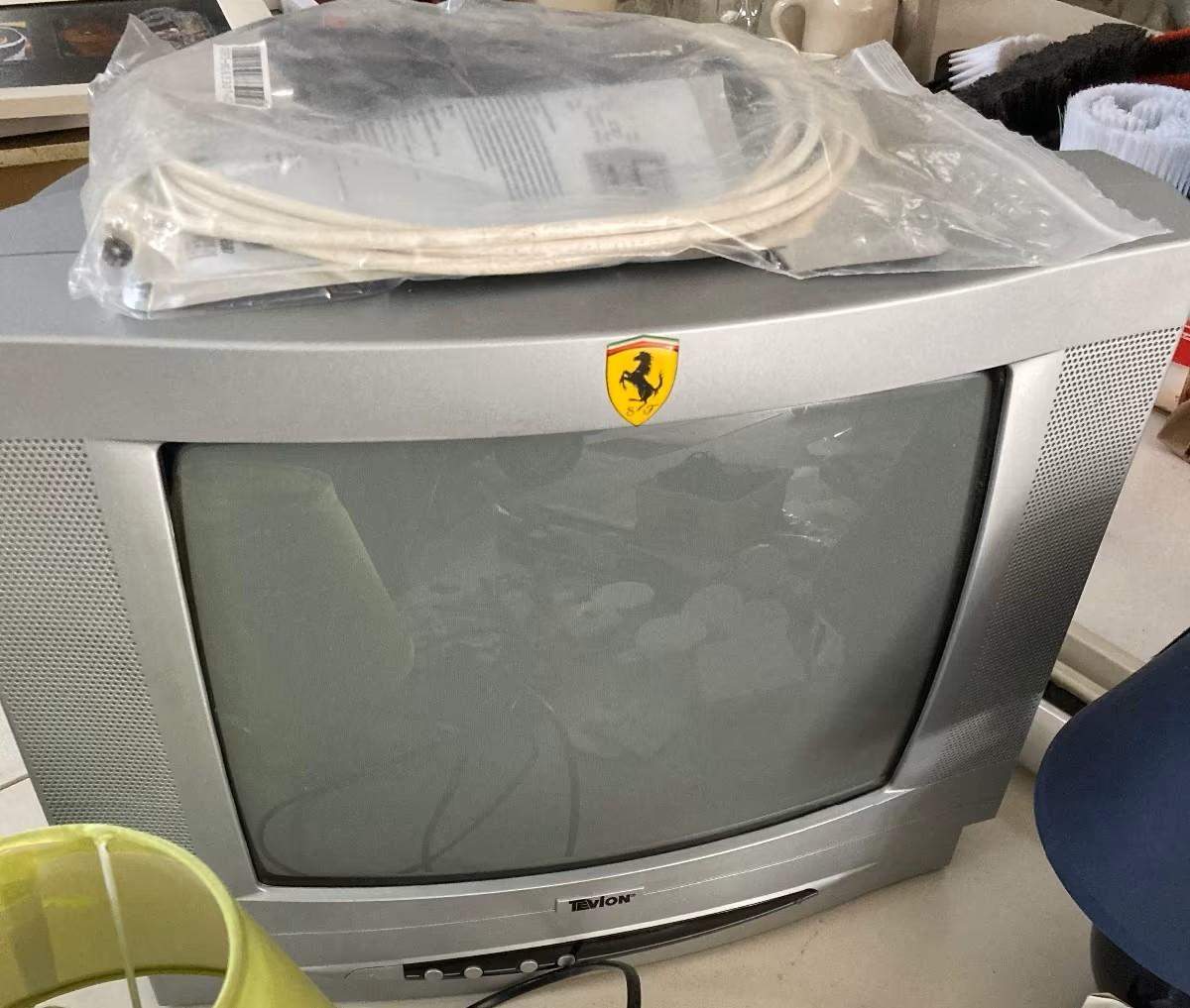 Kann mir jemand etwas zu diesem Tevion Ferrari Fernseher sagen ...