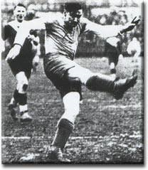 Kann mir jemand sagen, wer Erwin Helmchen war, der angeblich 2.500 Tore ...