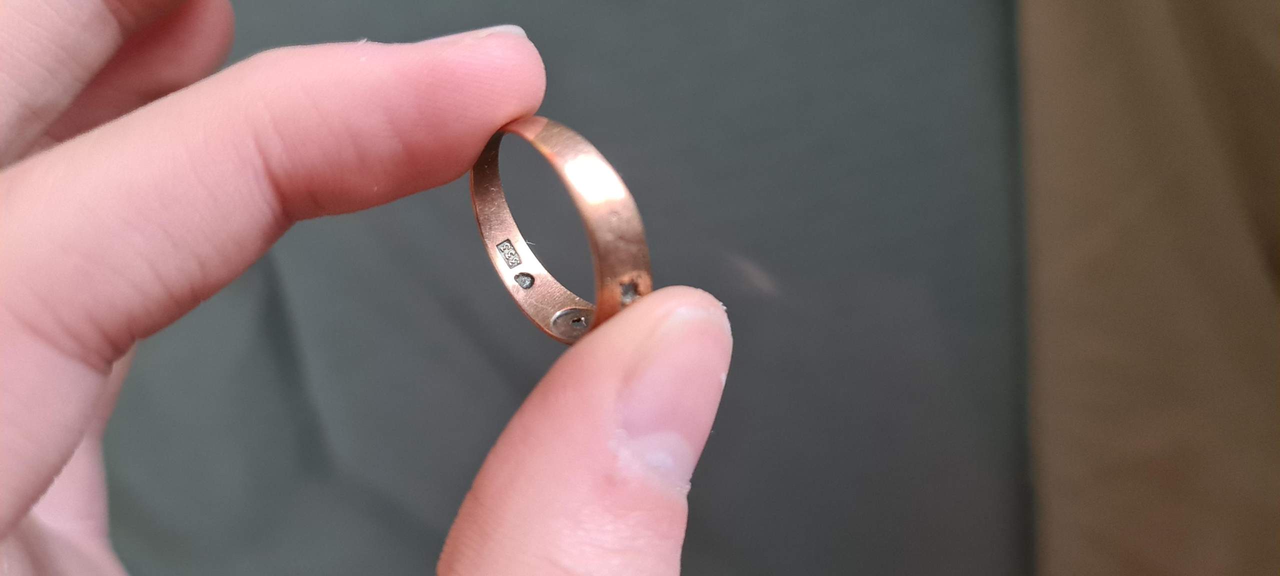 Kann mir jmd sagen ob das was wert ist? (Frauen, Gold, Silber) Kann mir jmd sagen ob das was wert ist? (Frauen, Gold, Silber)
