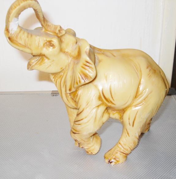 knochen, elfenbein oder was? (elefant)