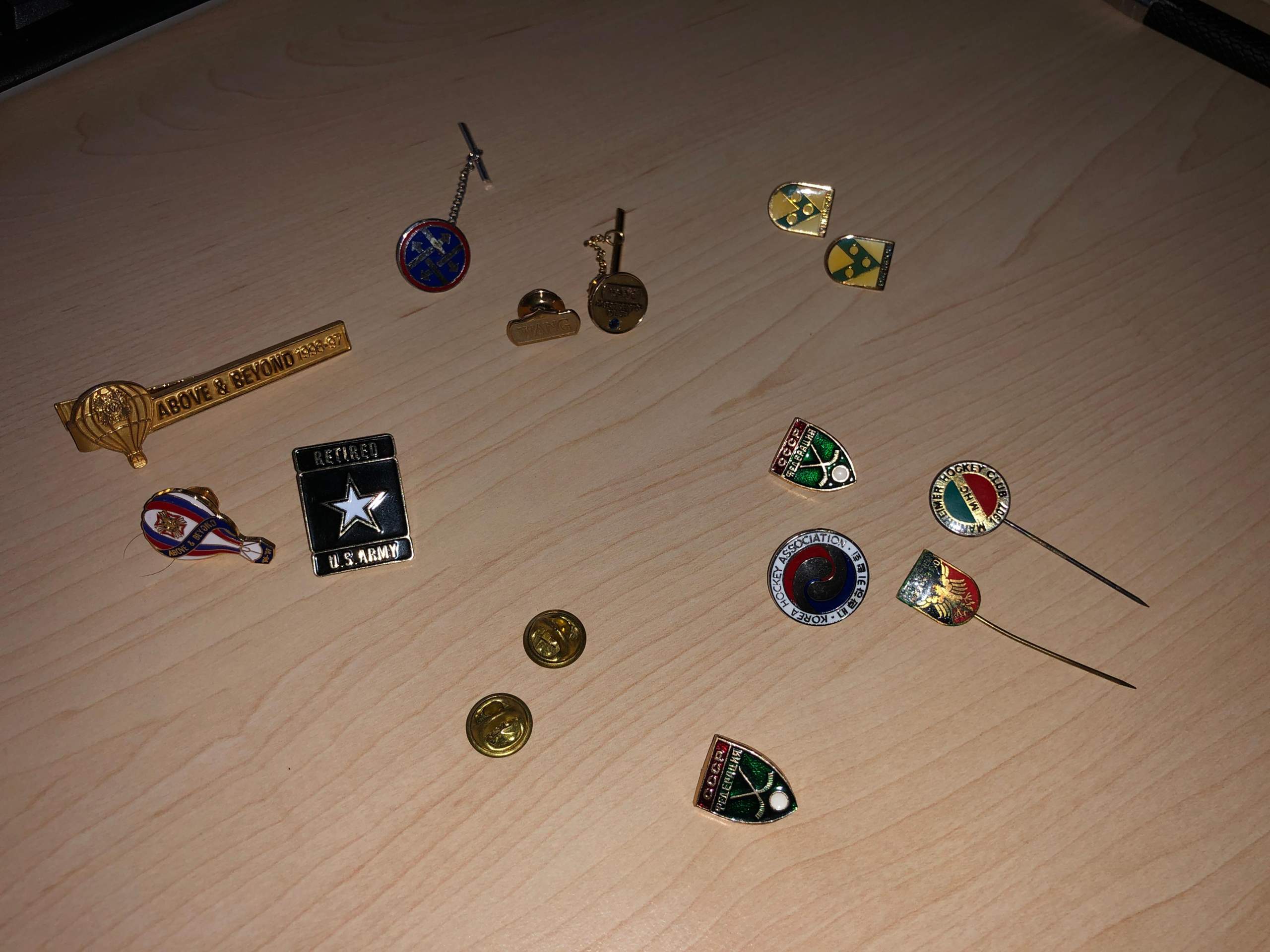 Könnt ihr mir einen Experten für Abzeichen und Pins empfehlen ...