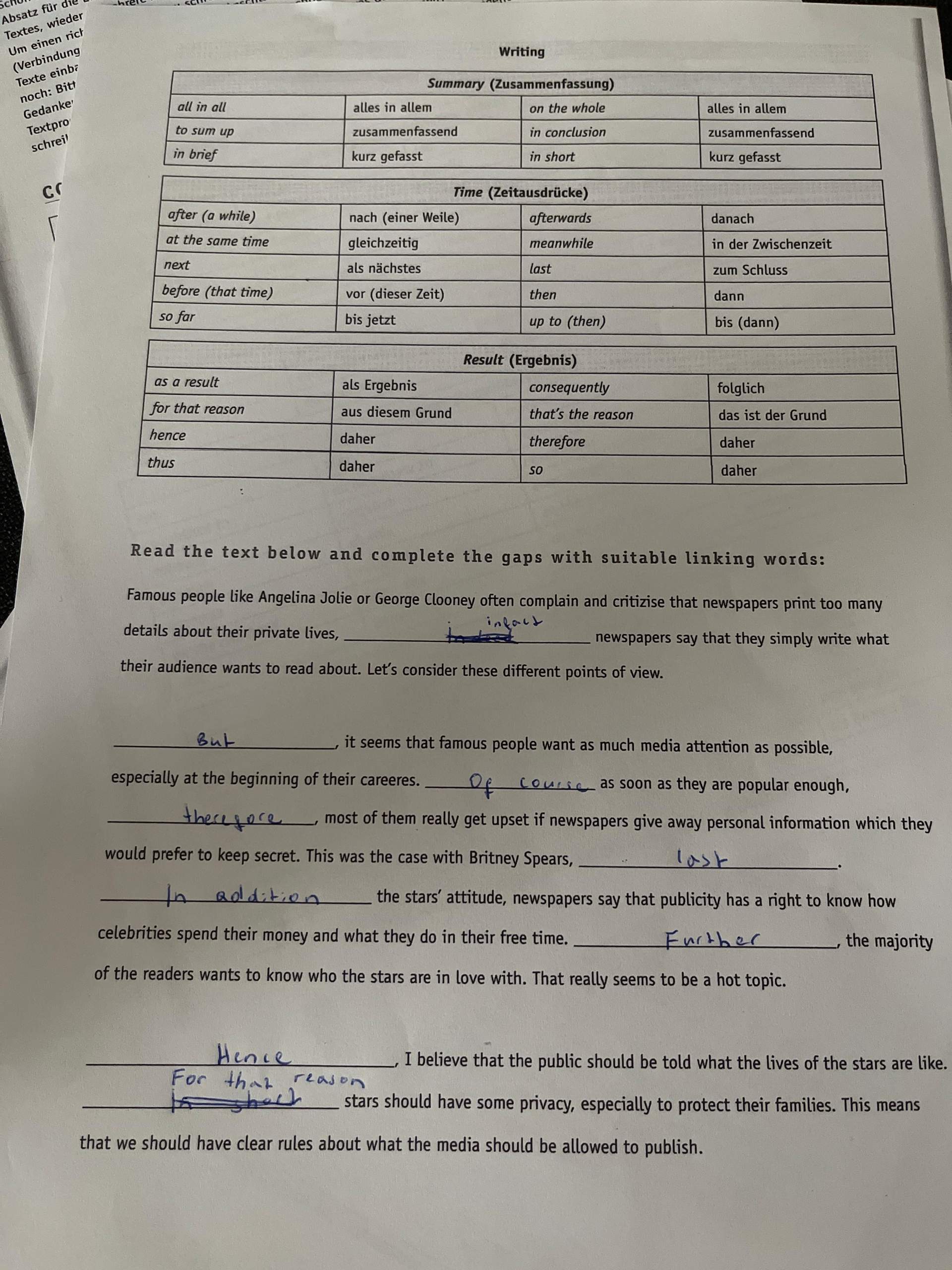 Könntet ihr euch das bitte durchlesen. In die Lücken muss man Linking ...