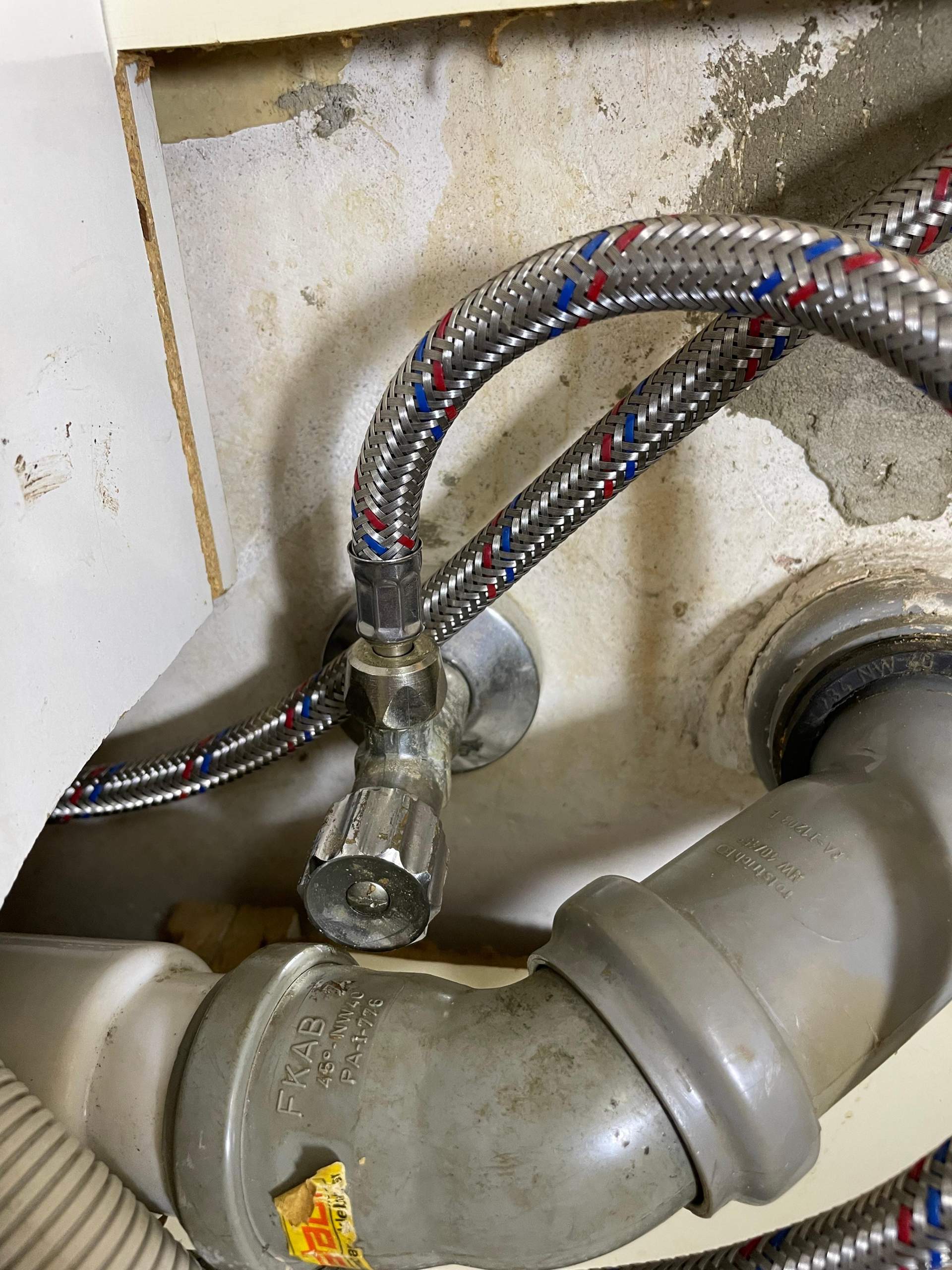 Küche: Ventile mit Schraube absperren? (Wasserhahn)