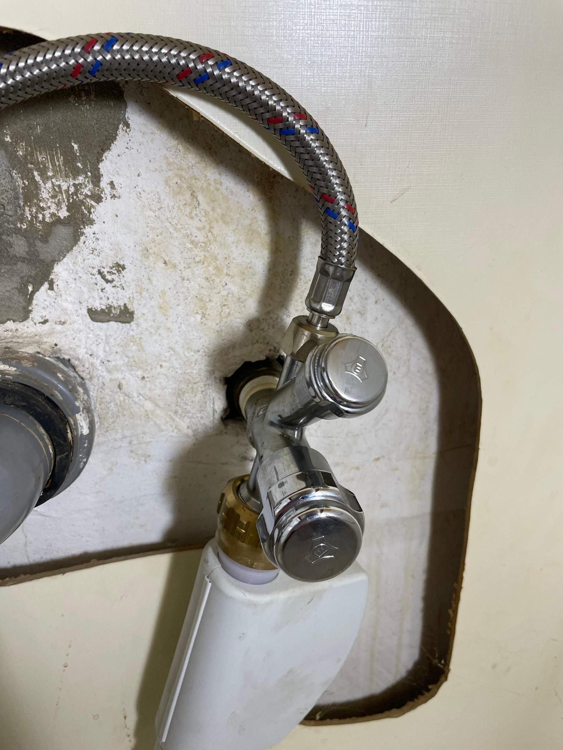 Küche: Ventile mit Schraube absperren? (Wasserhahn)