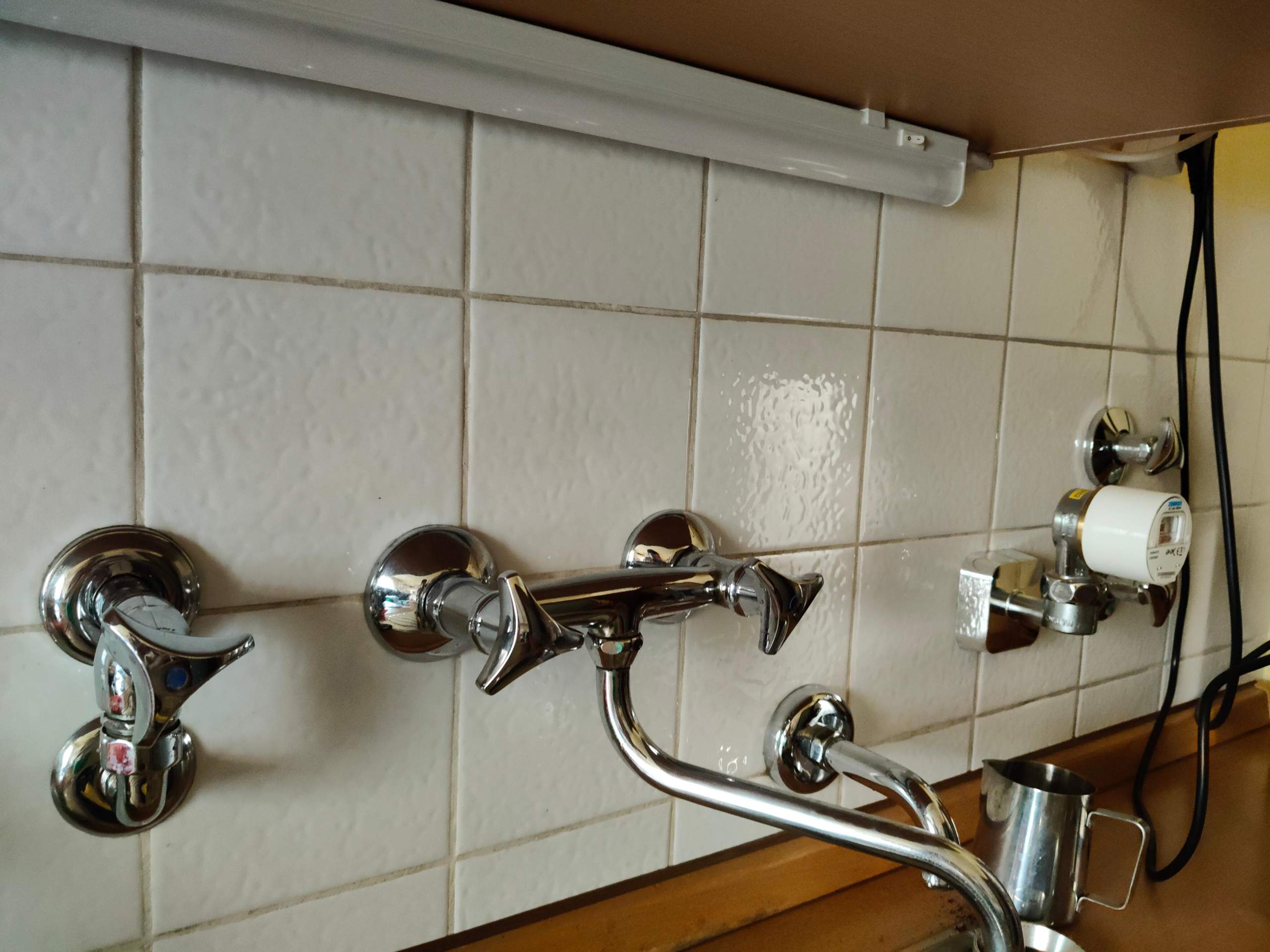 Küche Wasseranschluss umbauen Wandmontage? (Anschluss, Sanitär, Klempner)