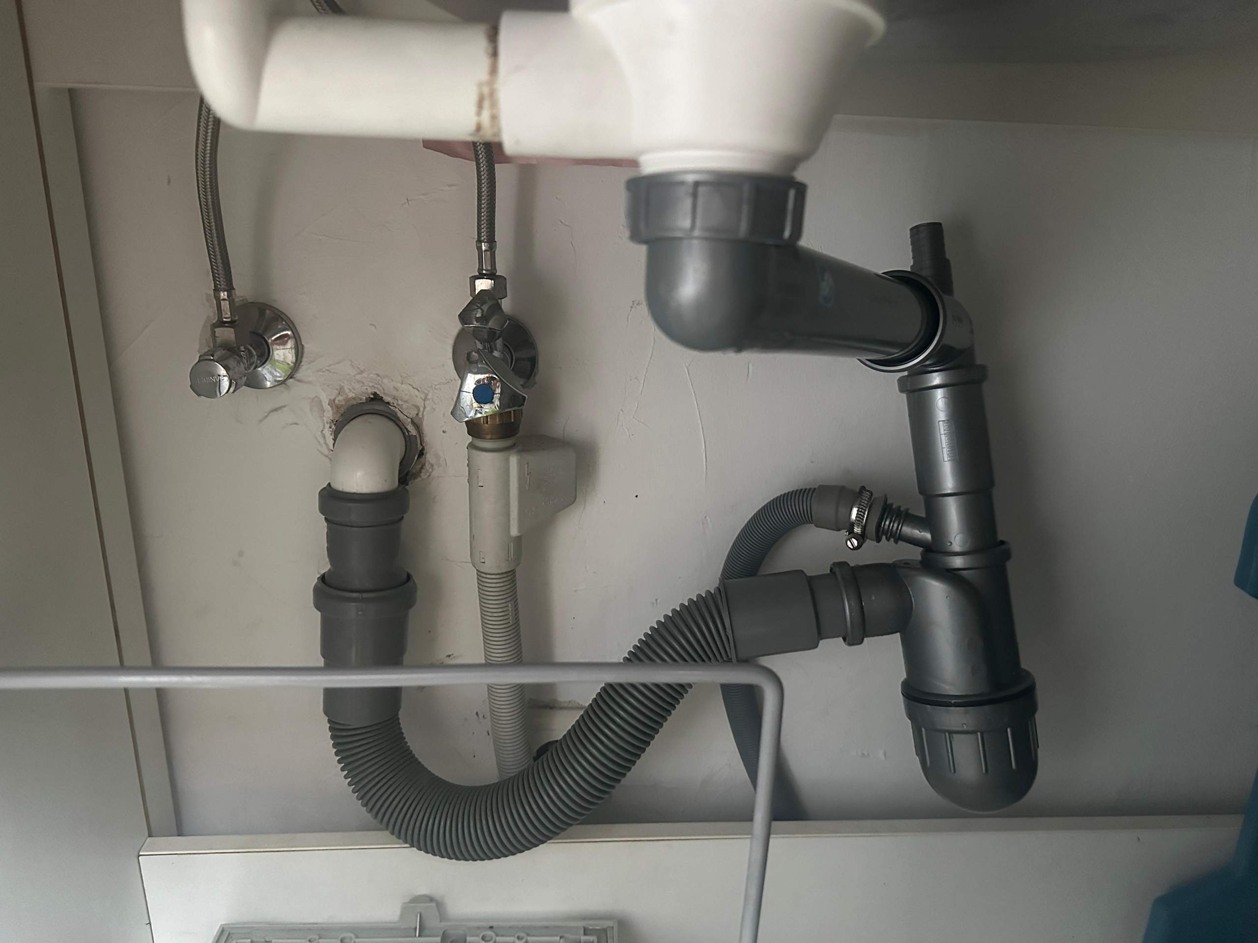 Küchenspüle tropft zwischen Siphon und Anschluss für den Siphon ...