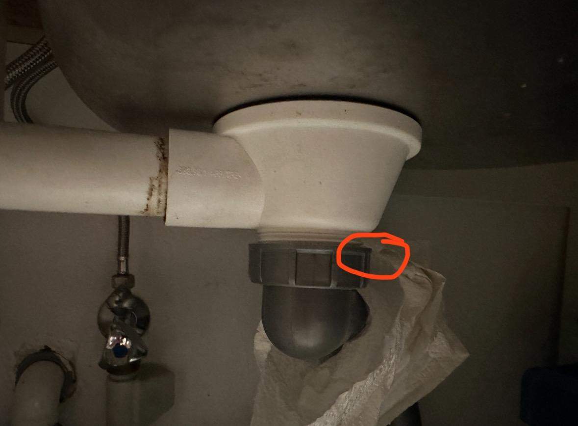 Küchenspüle tropft zwischen Siphon und Anschluss für den Siphon ...